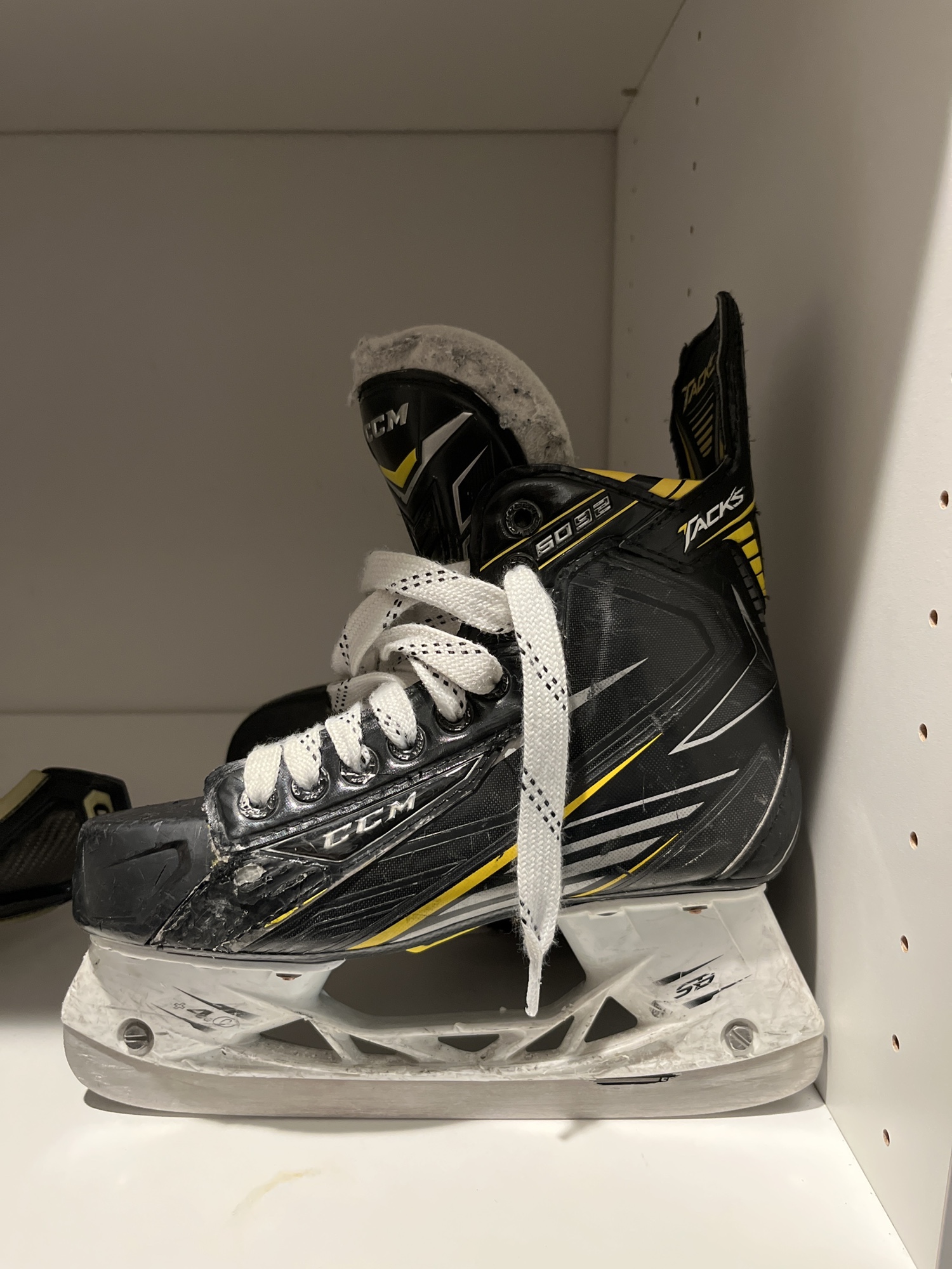 CCM Tacks 6092 Hockey Skates Size 4 | SidelineSwap