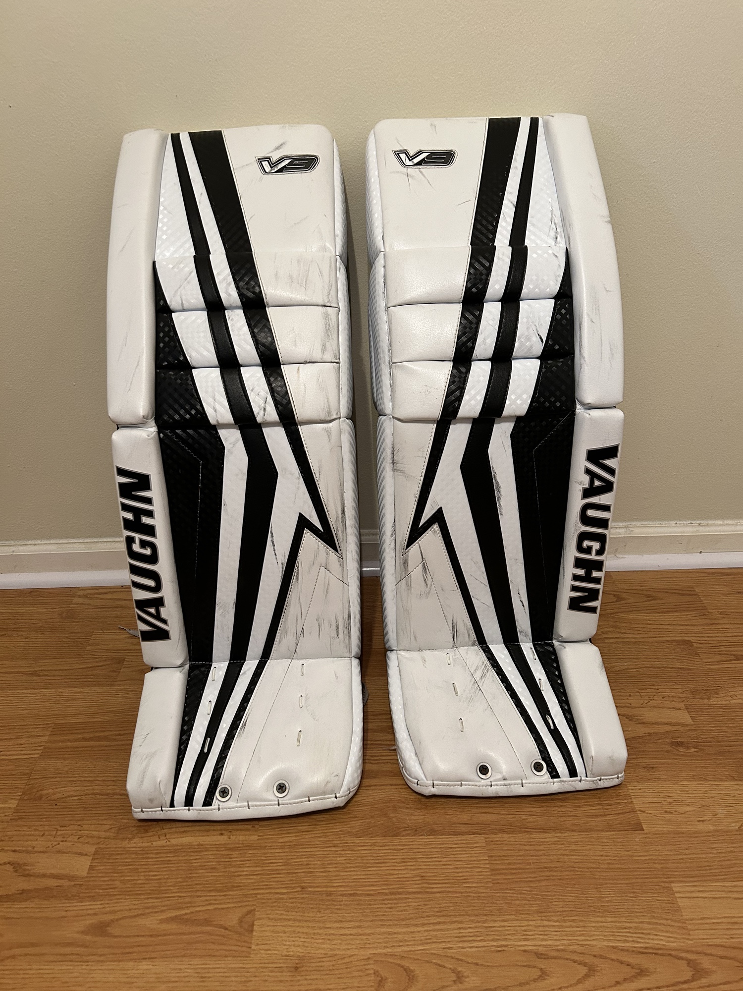 Vaughn V9 Pro Demo Goalie Pads 34+2 | SidelineSwap