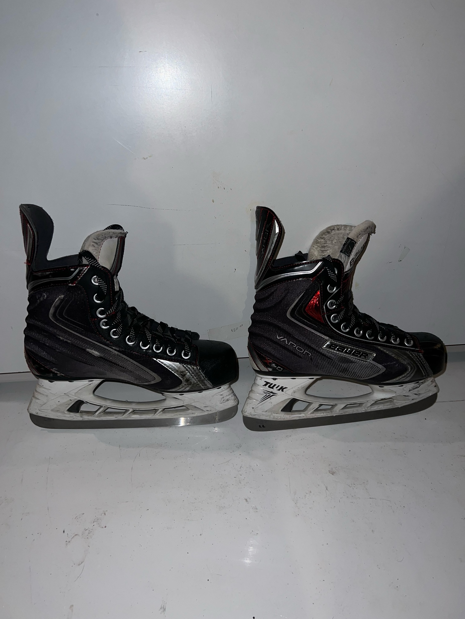Senior Bauer Regular Width 7 Vapor X60 Hockey Skates | SidelineSwap