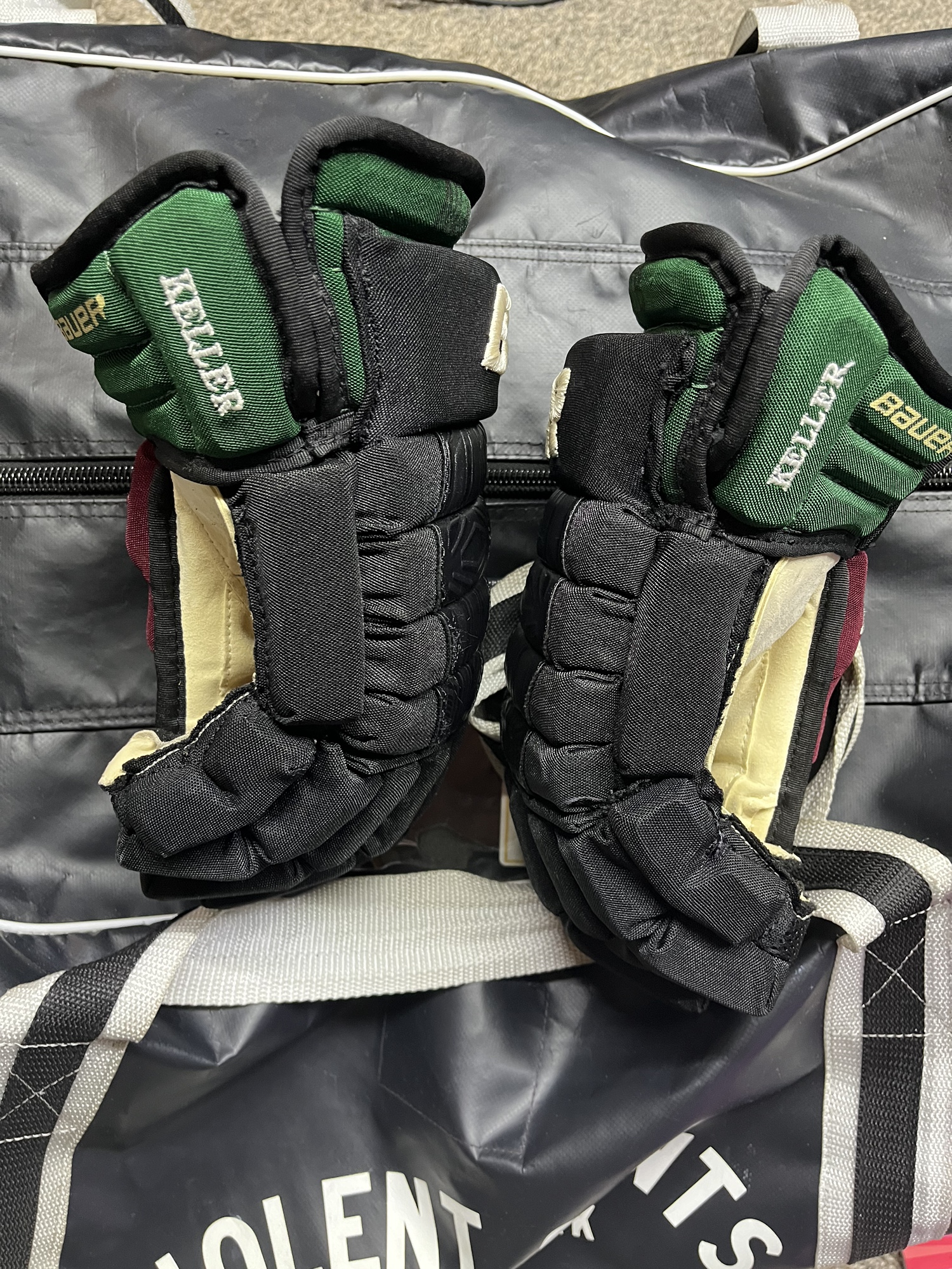 Bauer 4 roll pro kachina gloves | SidelineSwap
