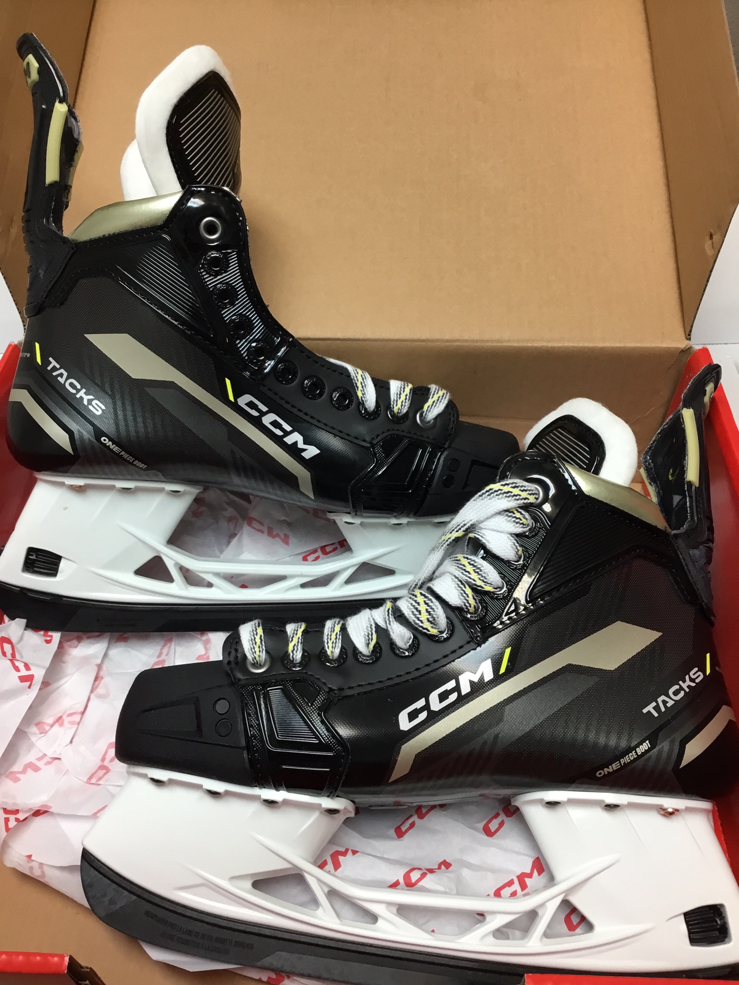 CCM Tacks Classic SE Sr Size 9 R Hockey Skates | SidelineSwap