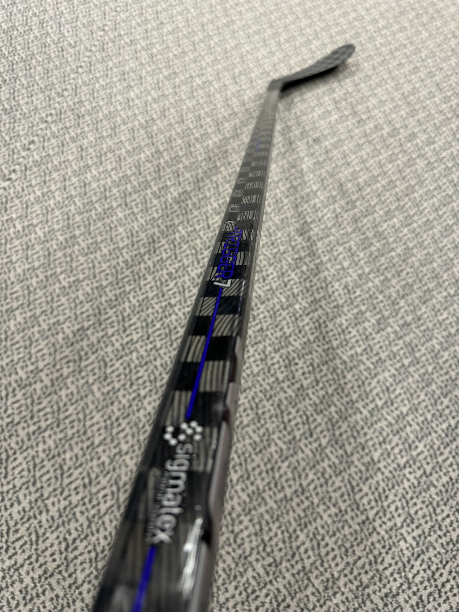 CCM Trigger 7 80 flex P28 curve right hand stick | SidelineSwap