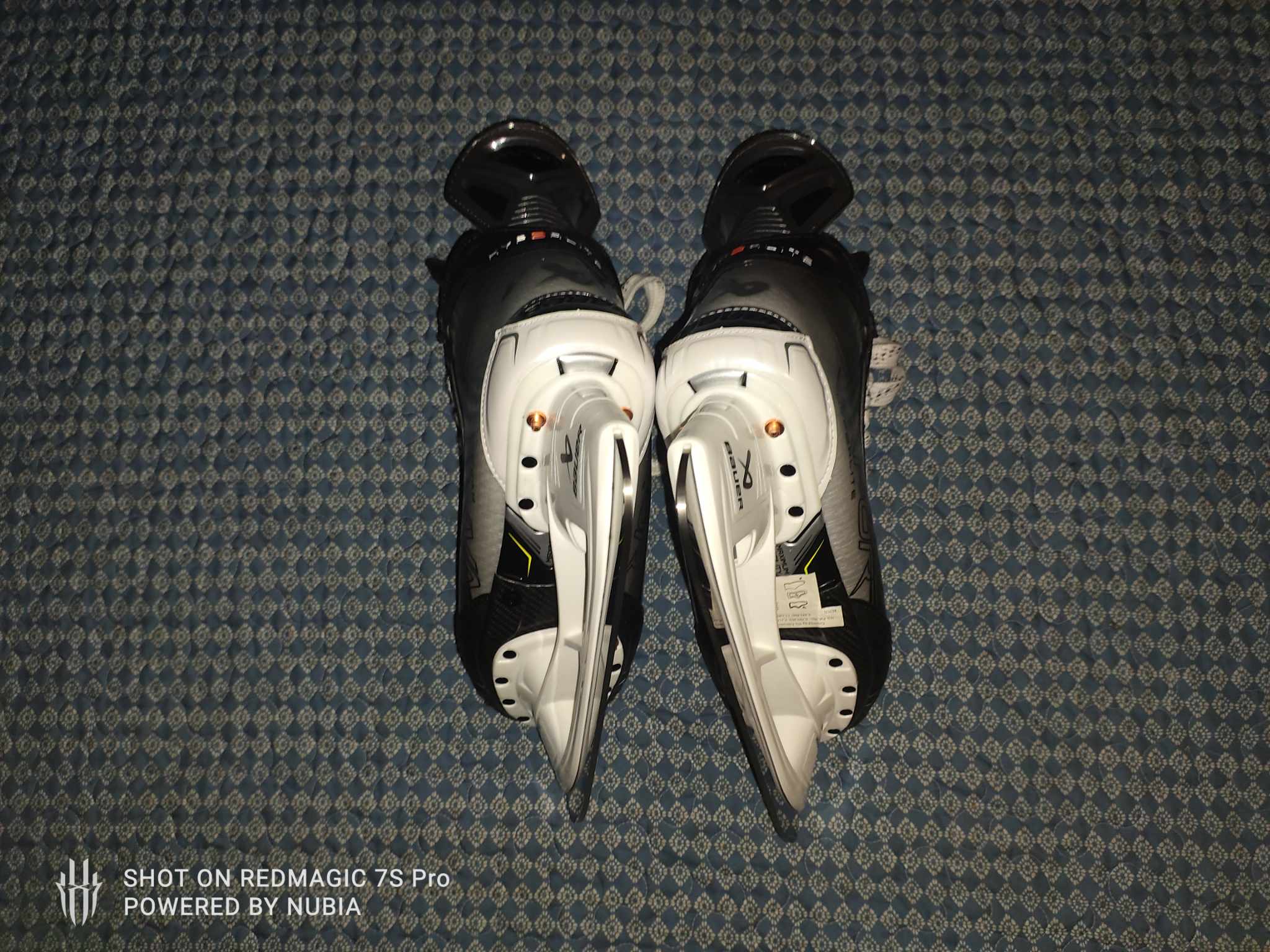 Bauer Vapor Hyperlite 2 Hockey Skates Intermediate 6.5 fit 2 with FLY ...
