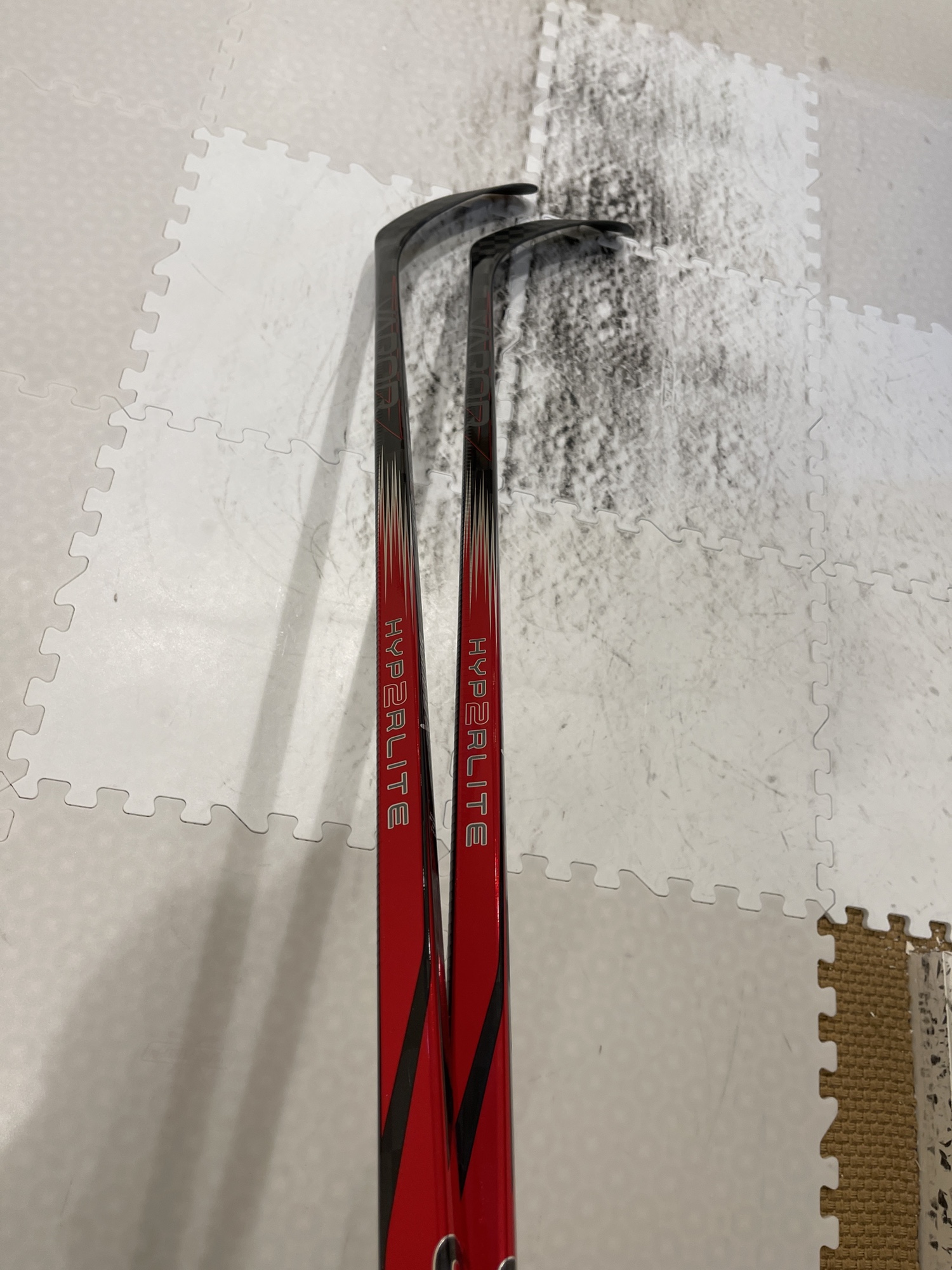 (red) Senior Left Hand P28 Vapor Hyperlite 2 Hockey Stick | SidelineSwap