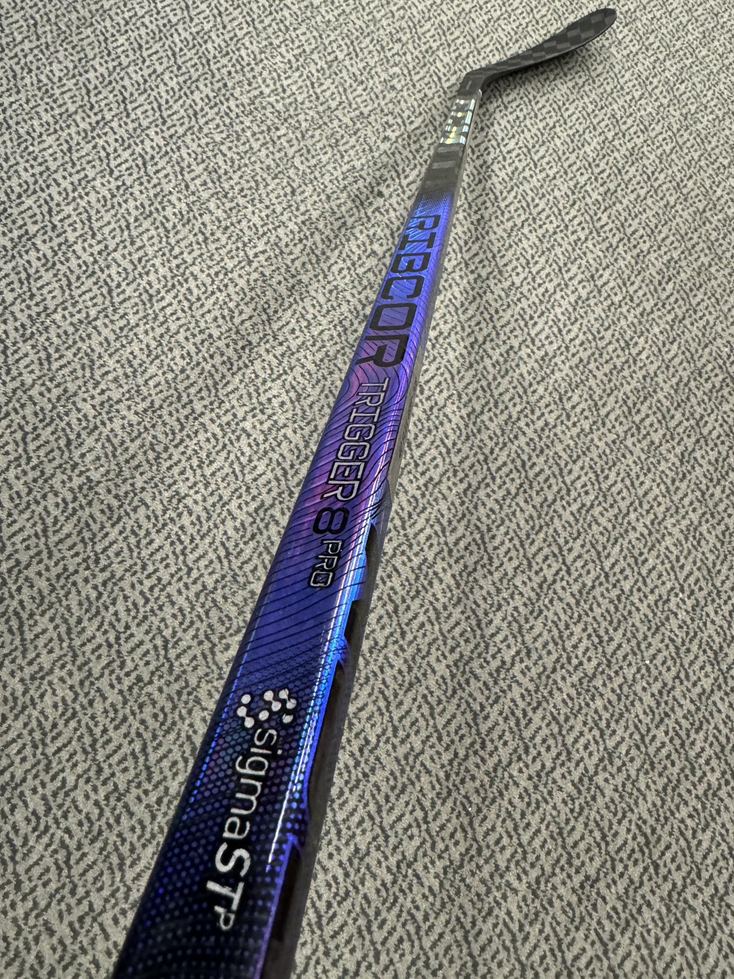 CCM Trigger 8 Pro 40 flex P28 curve right hand stick | SidelineSwap