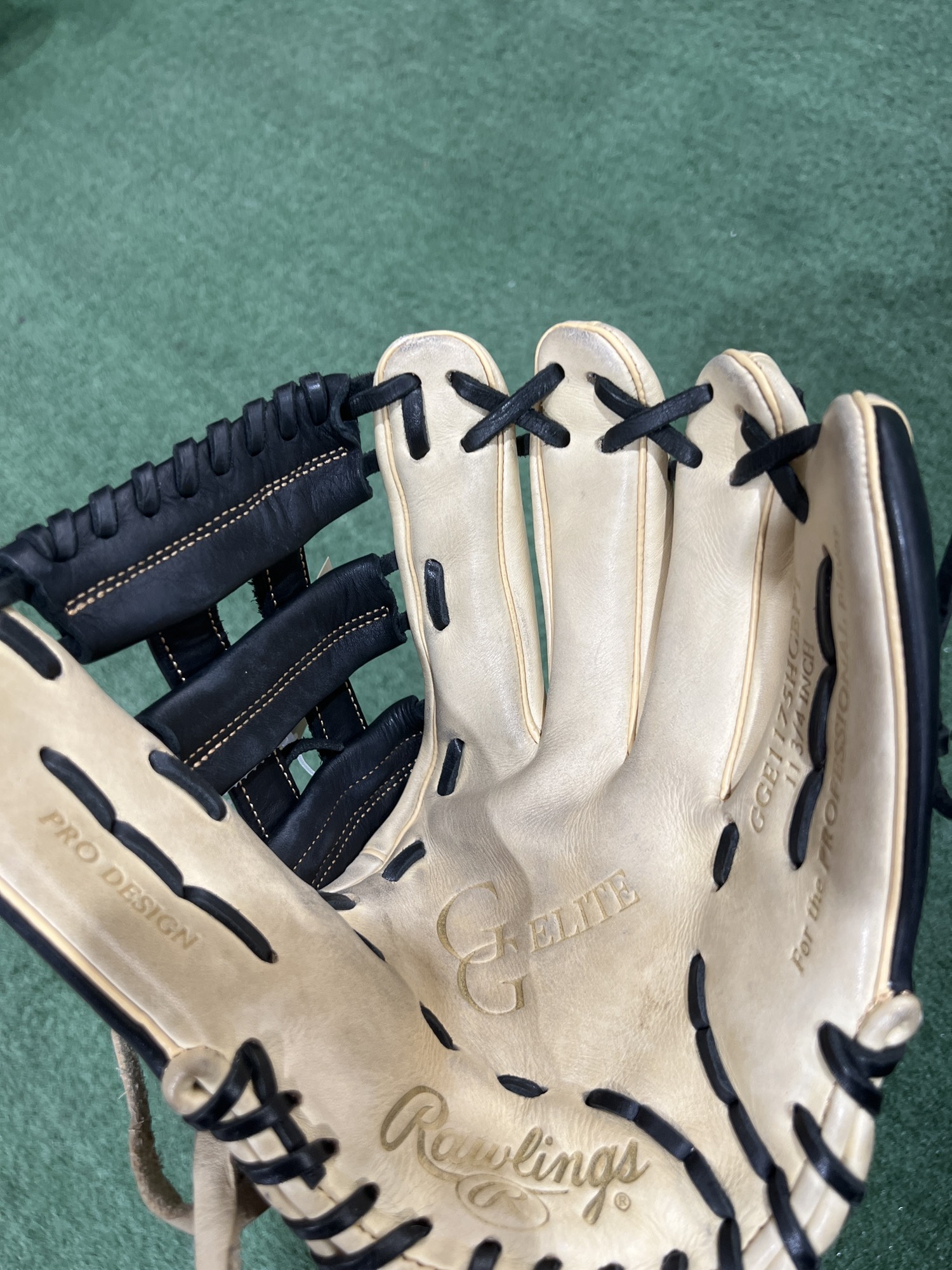 Used Rawlings Gold Glove Elite Right Hand Throw Baseball Glove 11.75" | SidelineSwap