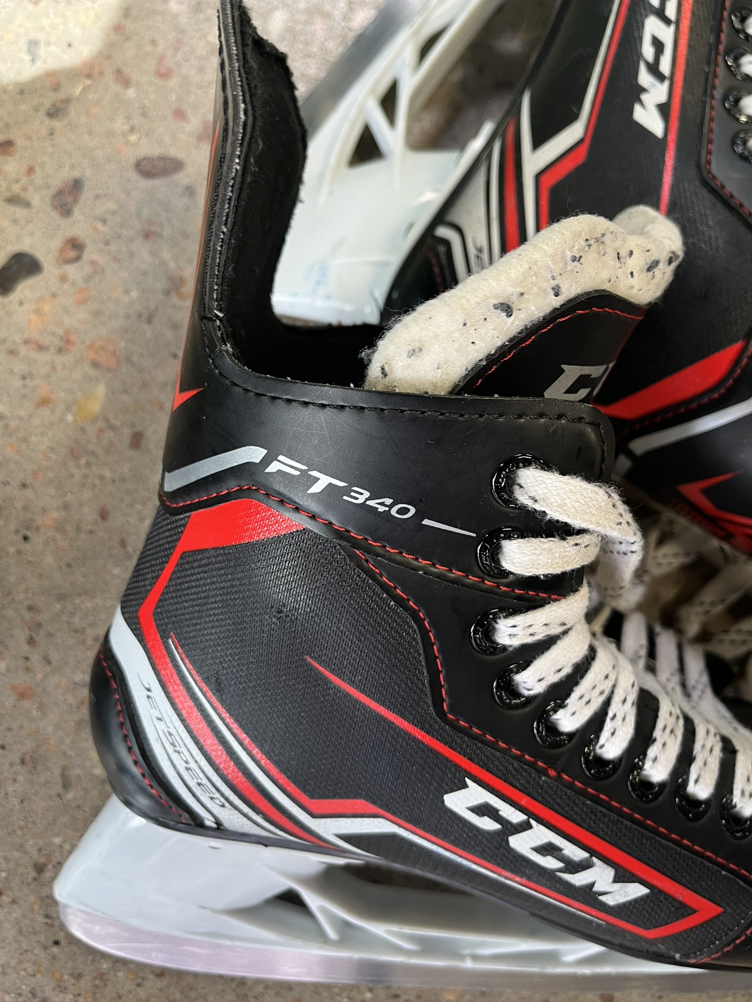 Used Intermediate CCM JetSpeed FT340 Hockey Skates D&R (Regular) 4.0 ...