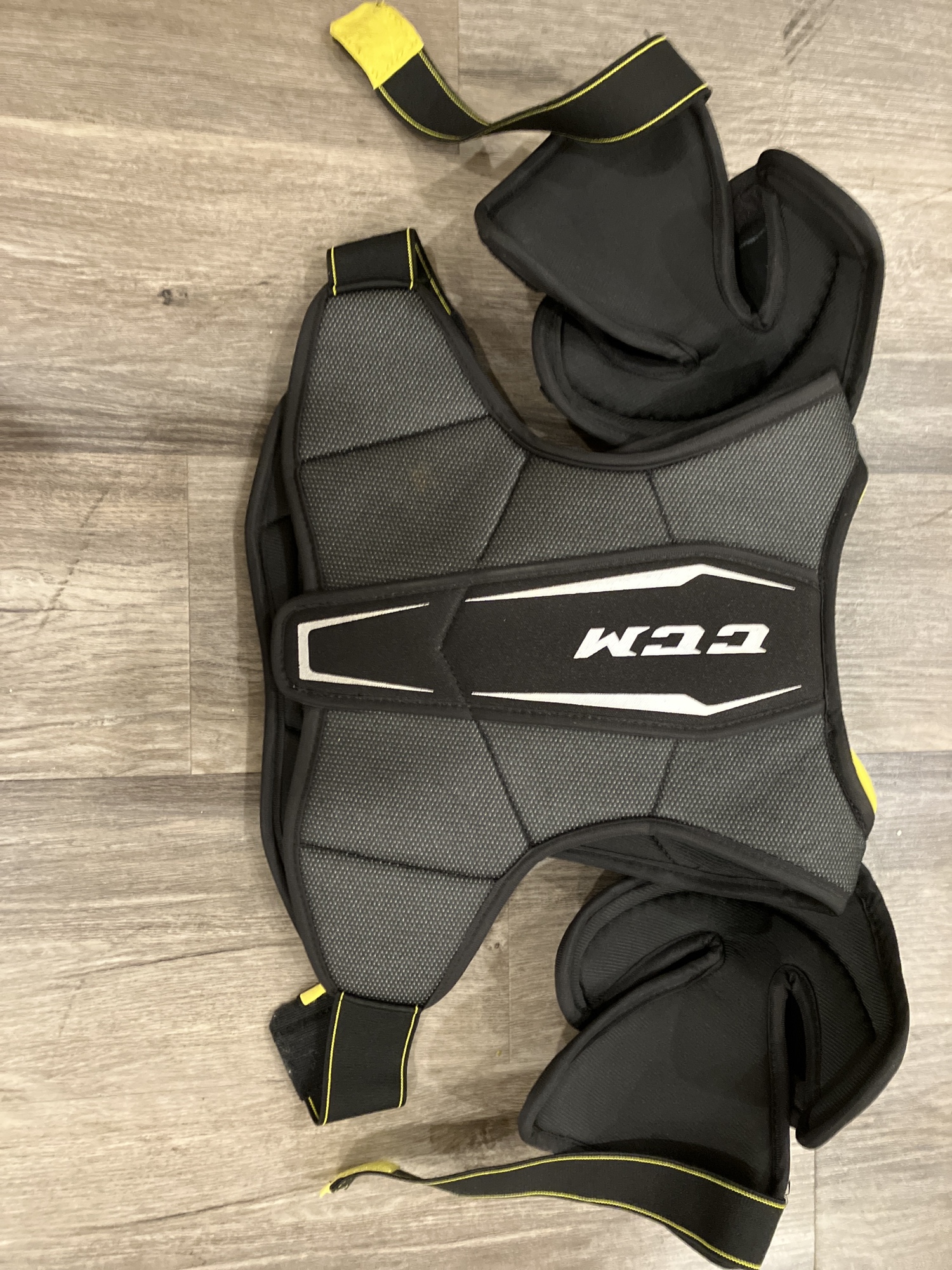 Used Large CCM Tacks 9550 Shoulder Pads | SidelineSwap