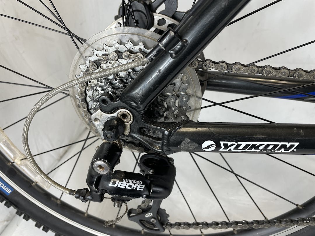 Used Giant Yukon 17" Frame 24-speed Bicycle Mens Hardtail Mountain Bike ...