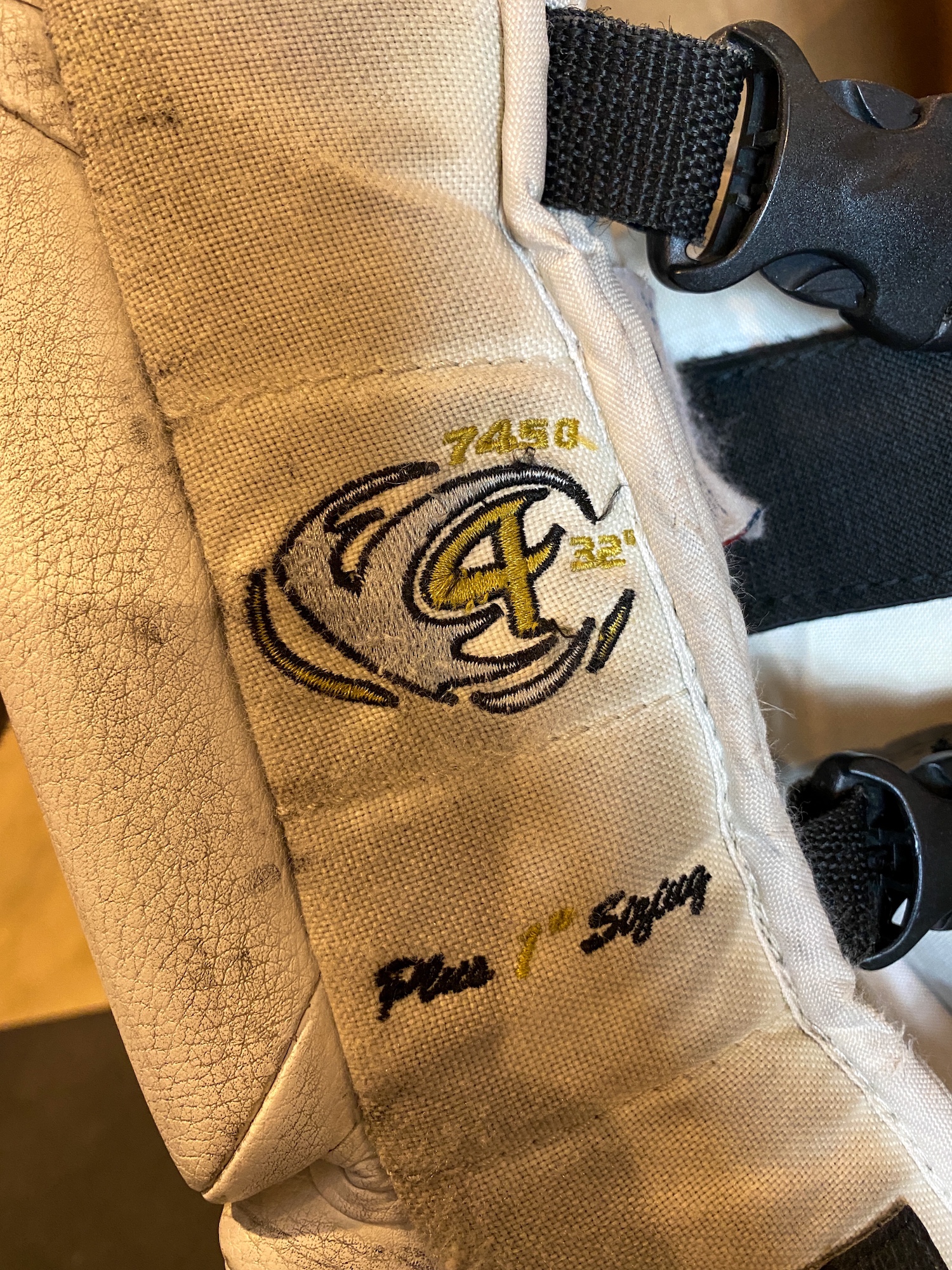 32" Vaughn Velocity V4 Goalie Leg Pads | SidelineSwap