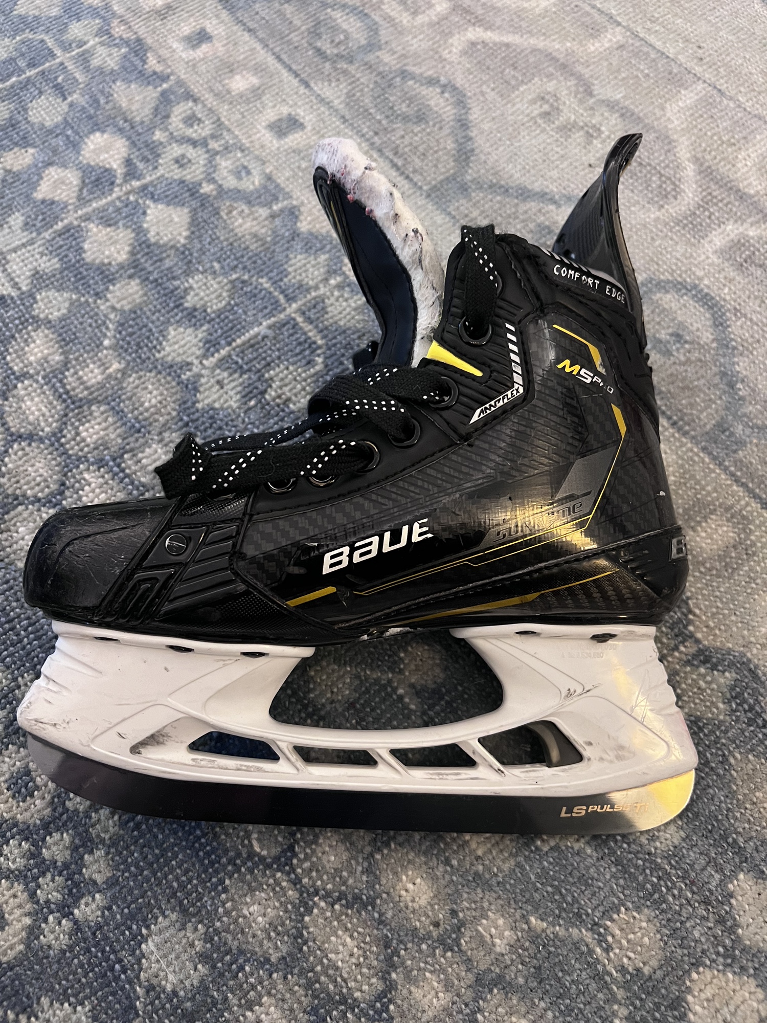 Junior Bauer Regular Width Size 3 Supreme M5 Pro Hockey Skates ...