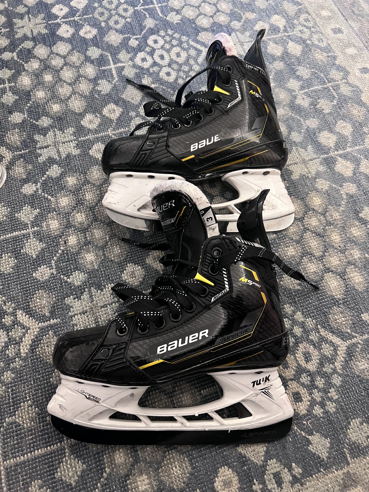 Junior Bauer Regular Width Size 3 Supreme M5 Pro Hockey Skates ...