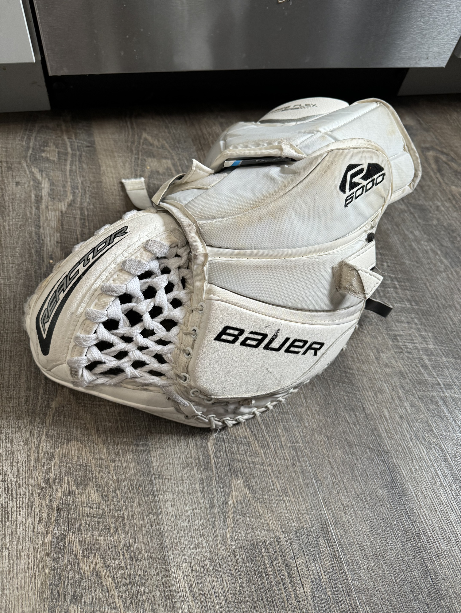 Used Regular Reactor 6000 Bauer Glove | SidelineSwap