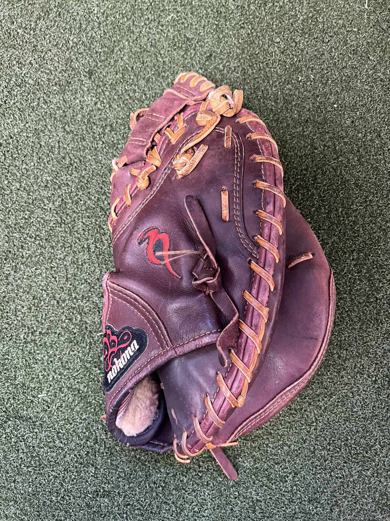 Nokona Bloodline Pro Elite Catcher’s Mitt (9243) | SidelineSwap