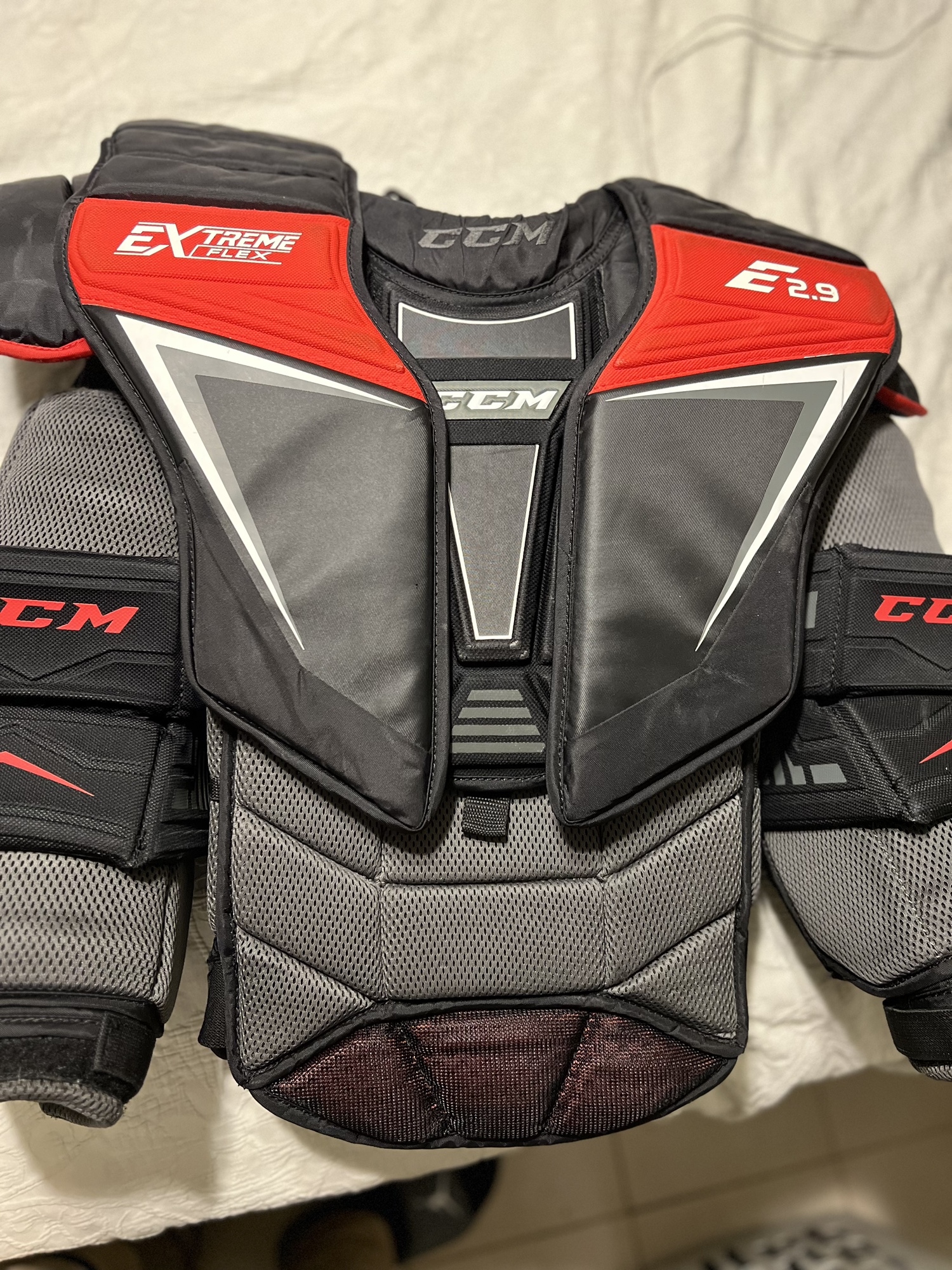 CCM EFlex 2.9 Sr L Chest Protector | SidelineSwap