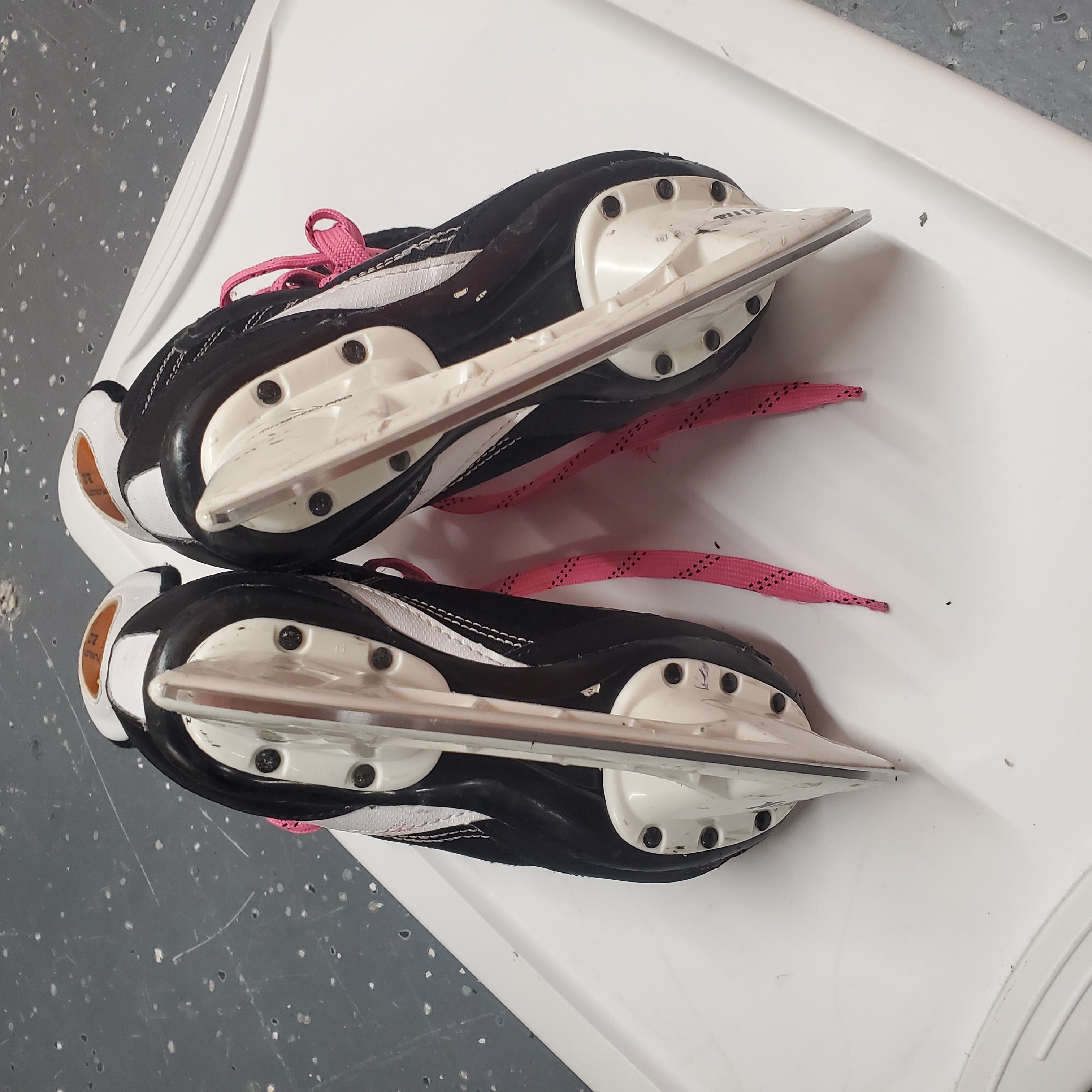 Used Junior Bauer Flexlite 2.0 Hockey Skates Regular Width | SidelineSwap