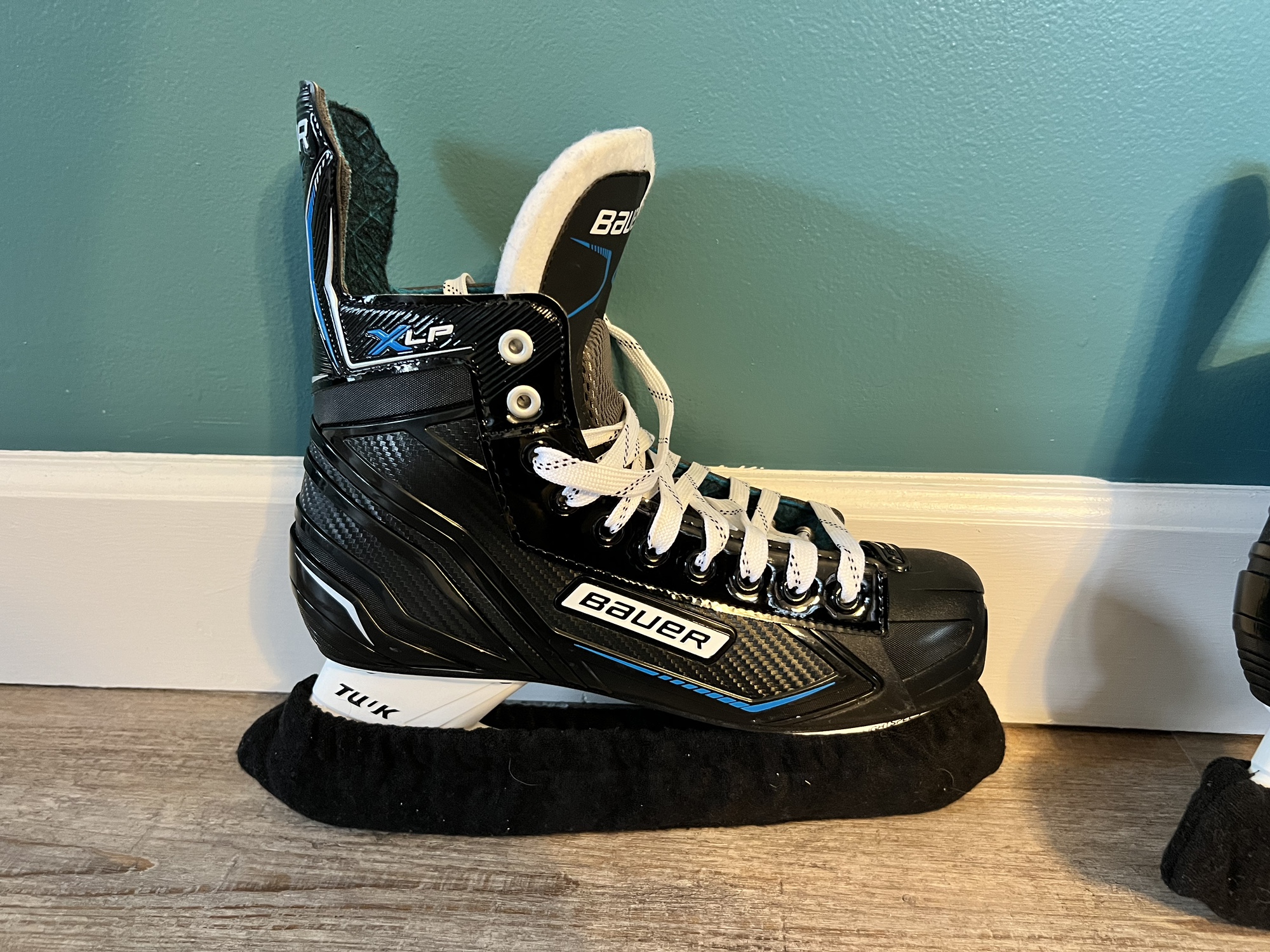 Senior Bauer Regular Width 10 XLP Hockey Skates | SidelineSwap