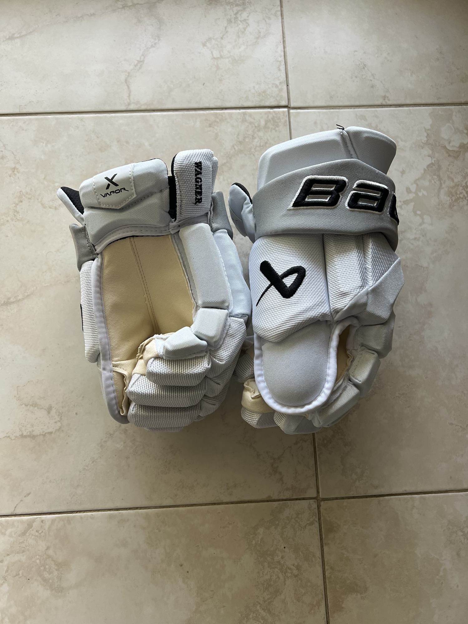New La Kings Hyperlite gloves 14’ white | SidelineSwap