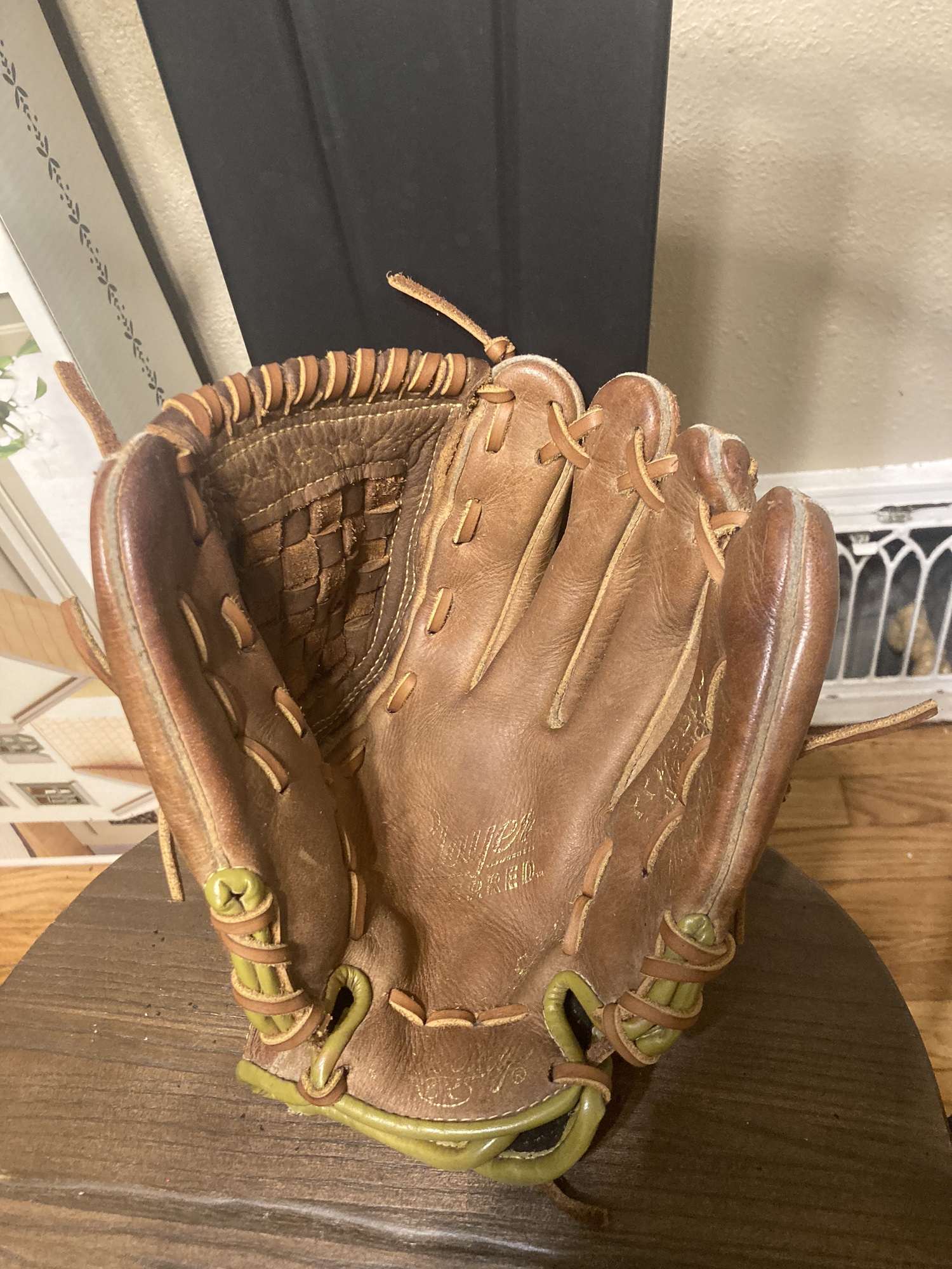 Relaxed/reconditioned Rawlings Youth Player Preferred-11.5’ RHT | SidelineSwap