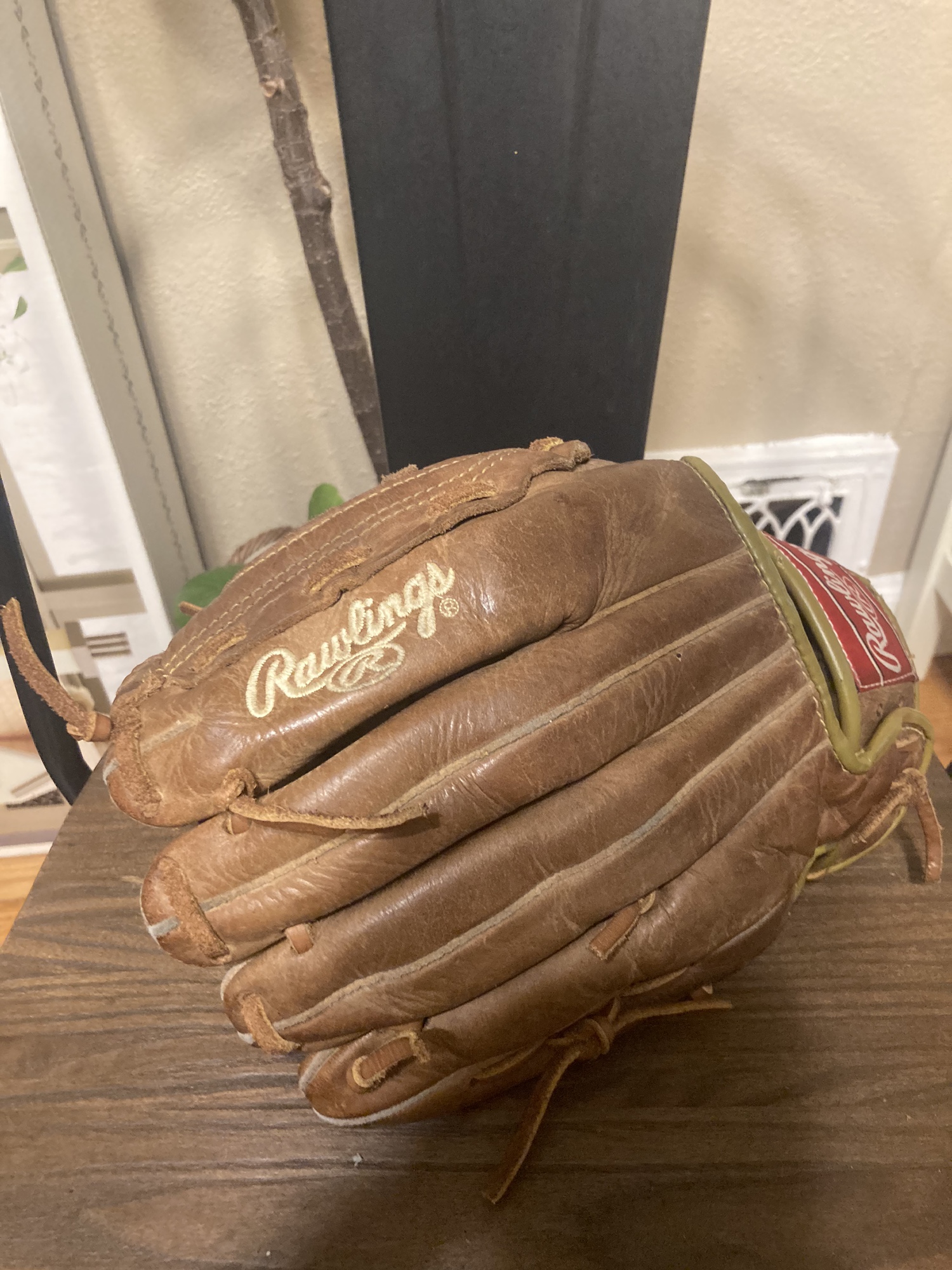 Relaxed/reconditioned Rawlings Youth Player Preferred-11.5’ RHT | SidelineSwap