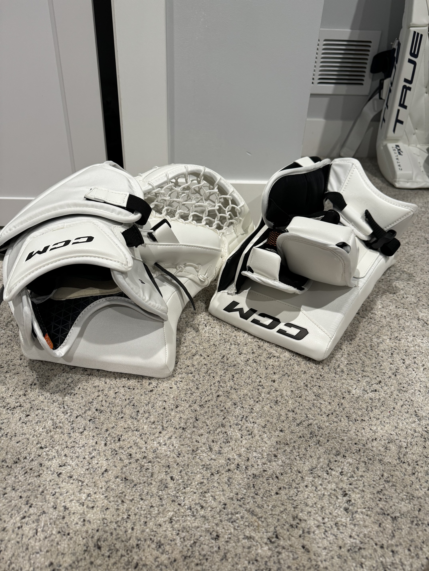 CCM 600 Eflex 6 Glove and Blocker Set | SidelineSwap