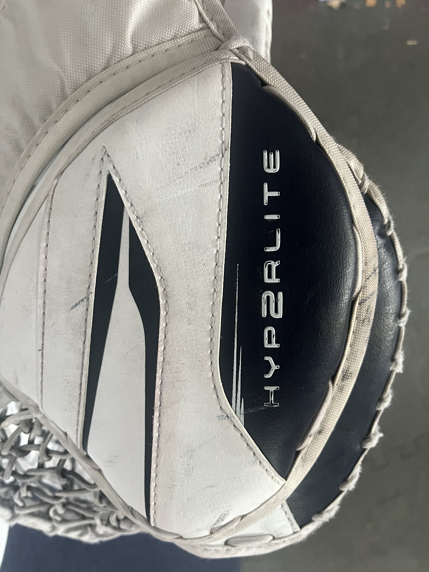 Senior Bauer Hyperlite 2 Glove | SidelineSwap