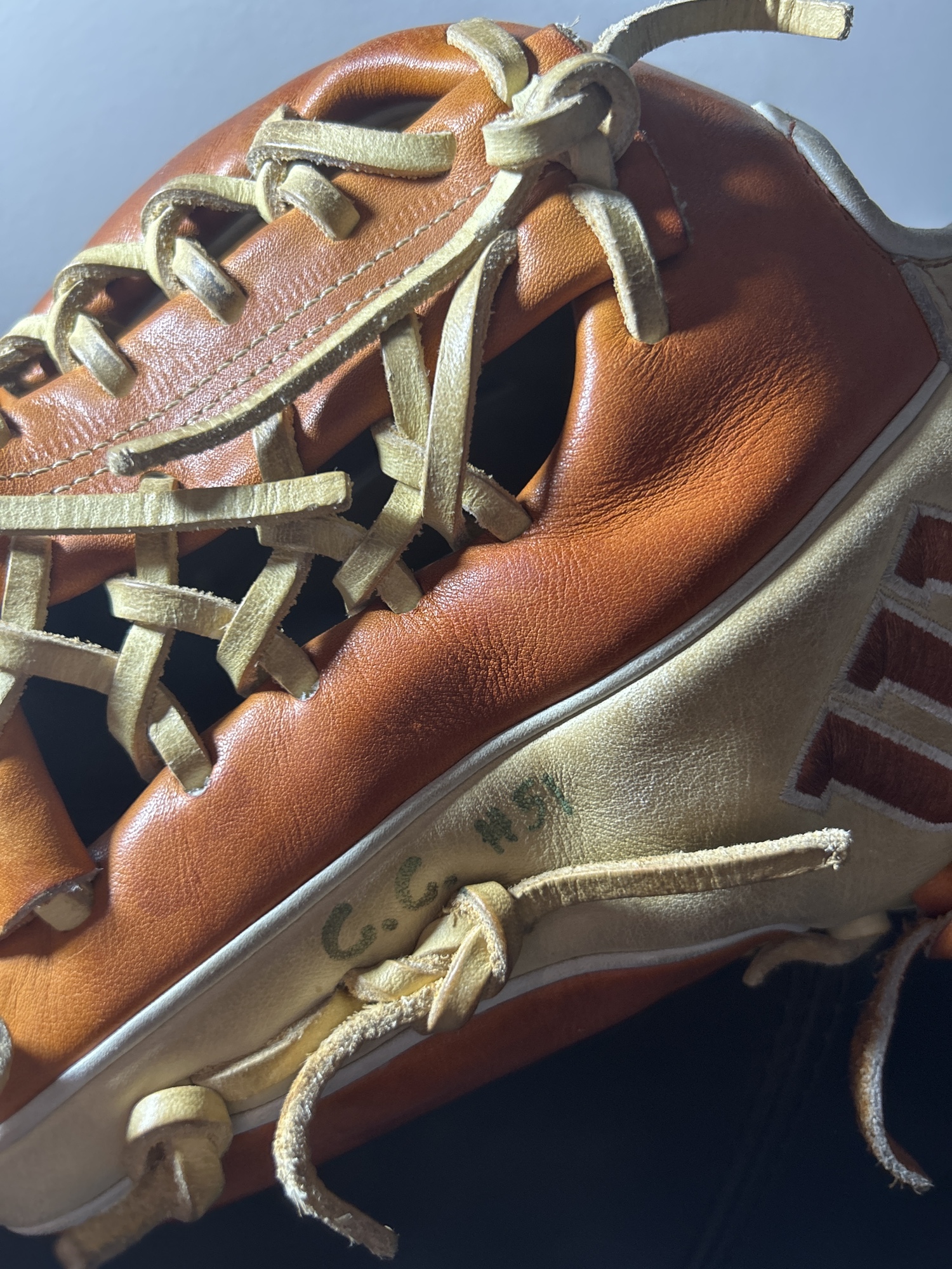 2022 Pitcher's 11.5" A2000 Baseball Glove | SidelineSwap