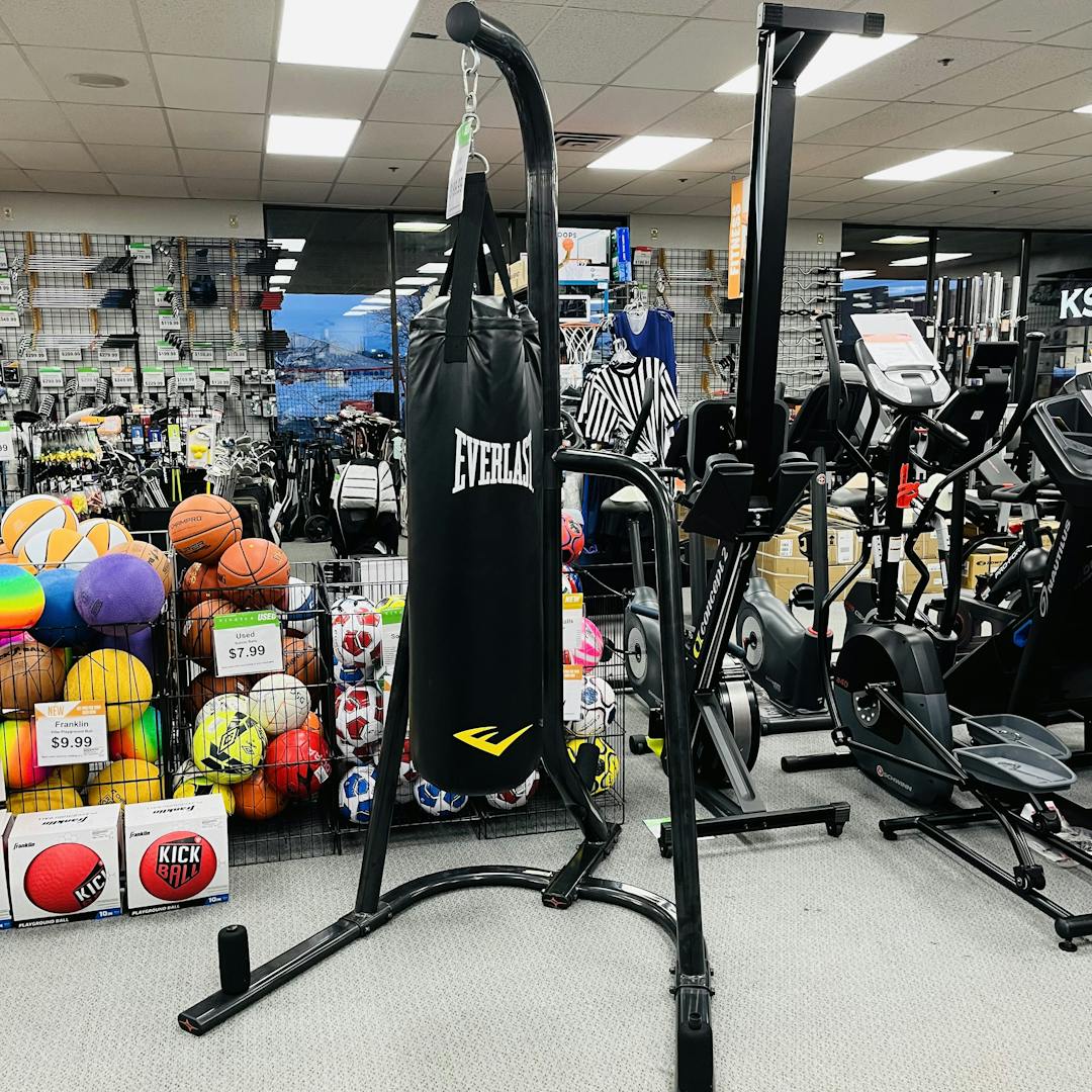 Used Everlast Bag + Stand 75 Lb Heavy Bags | SidelineSwap