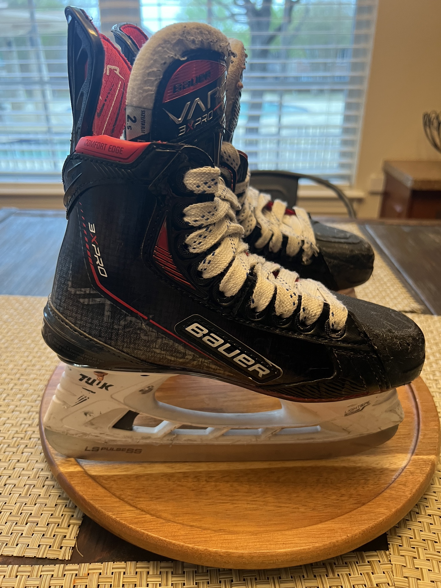 Bauer Size 2.5 Vapor 3X Pro Hockey Skates | SidelineSwap