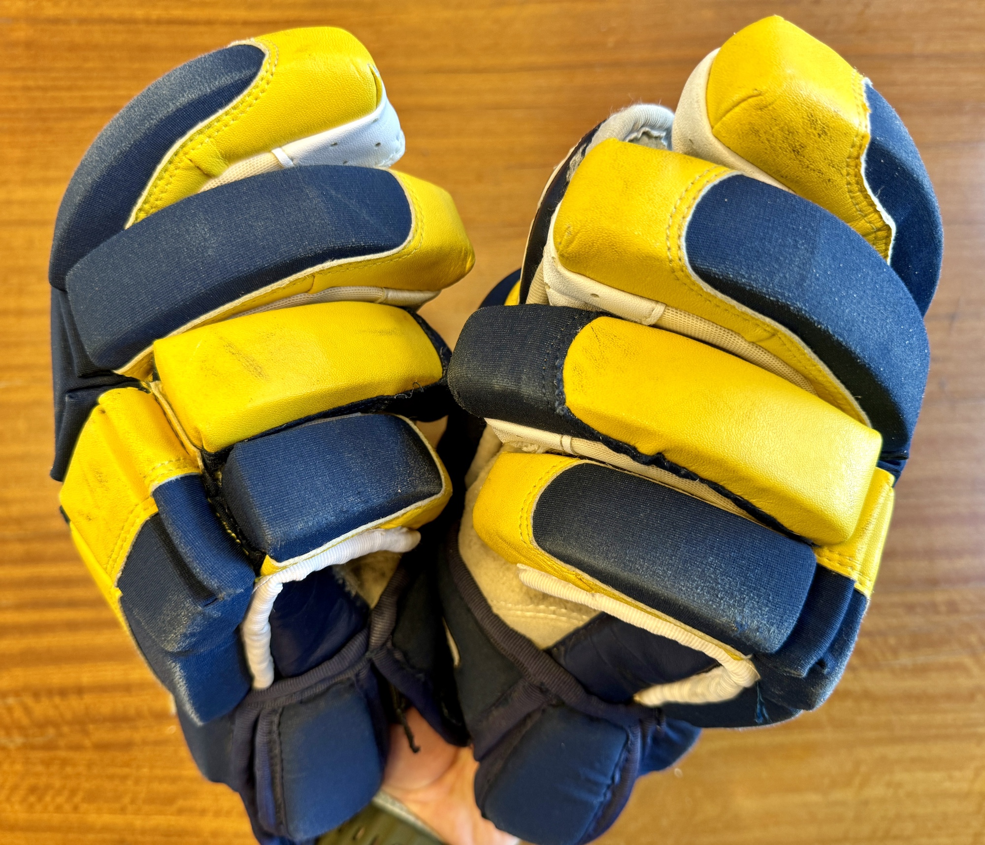 Classic Nike hockey gloves all up in yo bidness! | SidelineSwap