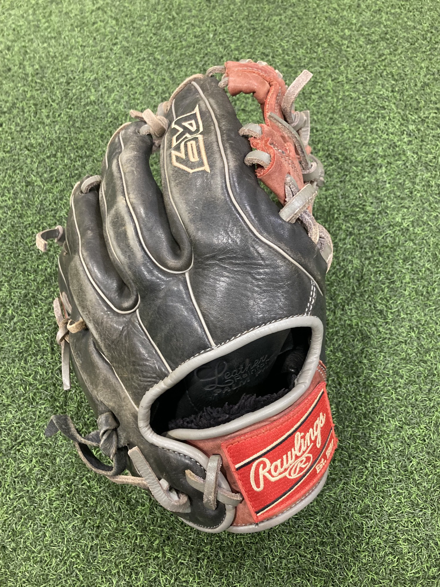 Used Rawlings R9 Right Hand Throw Infield Baseball Glove 11.5" | SidelineSwap