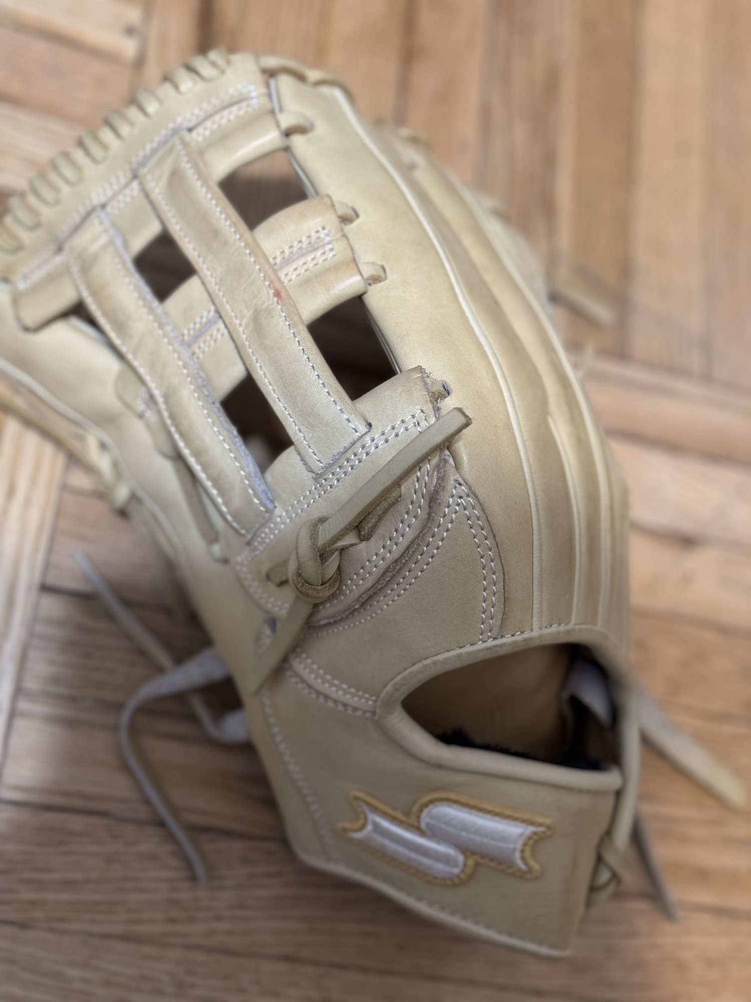 SSK Left Handed Throw Discontinued White Line Glove | SidelineSwap