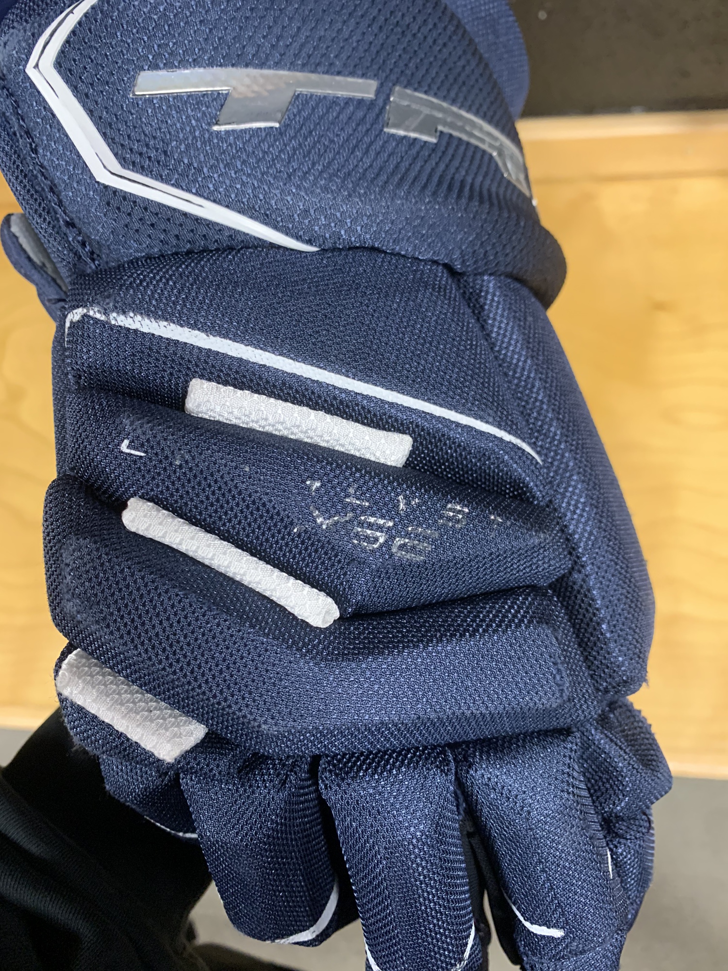 True 15" Catalyst 5X Gloves | SidelineSwap