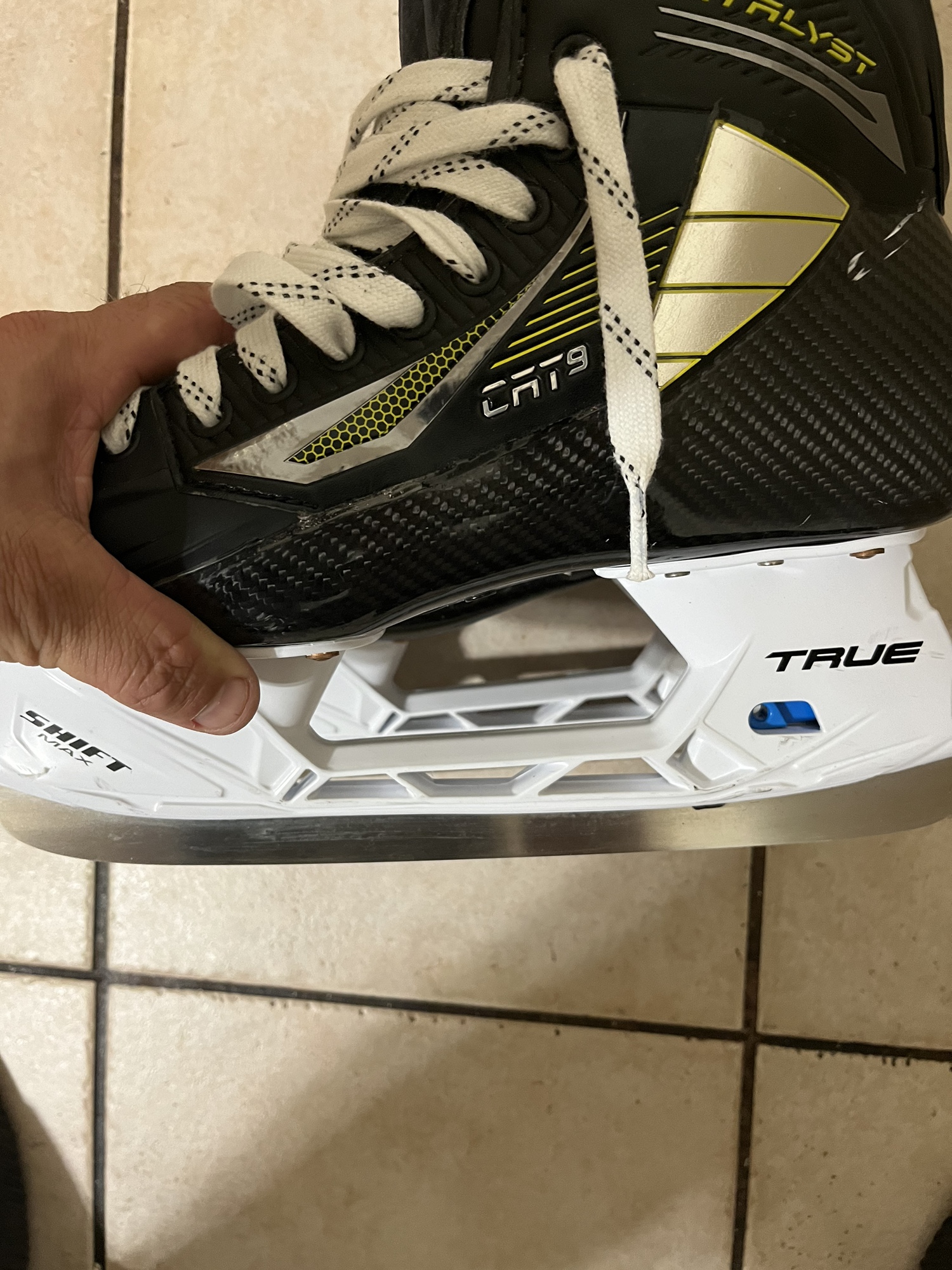 True Catalyst 9 skates size 8W | SidelineSwap