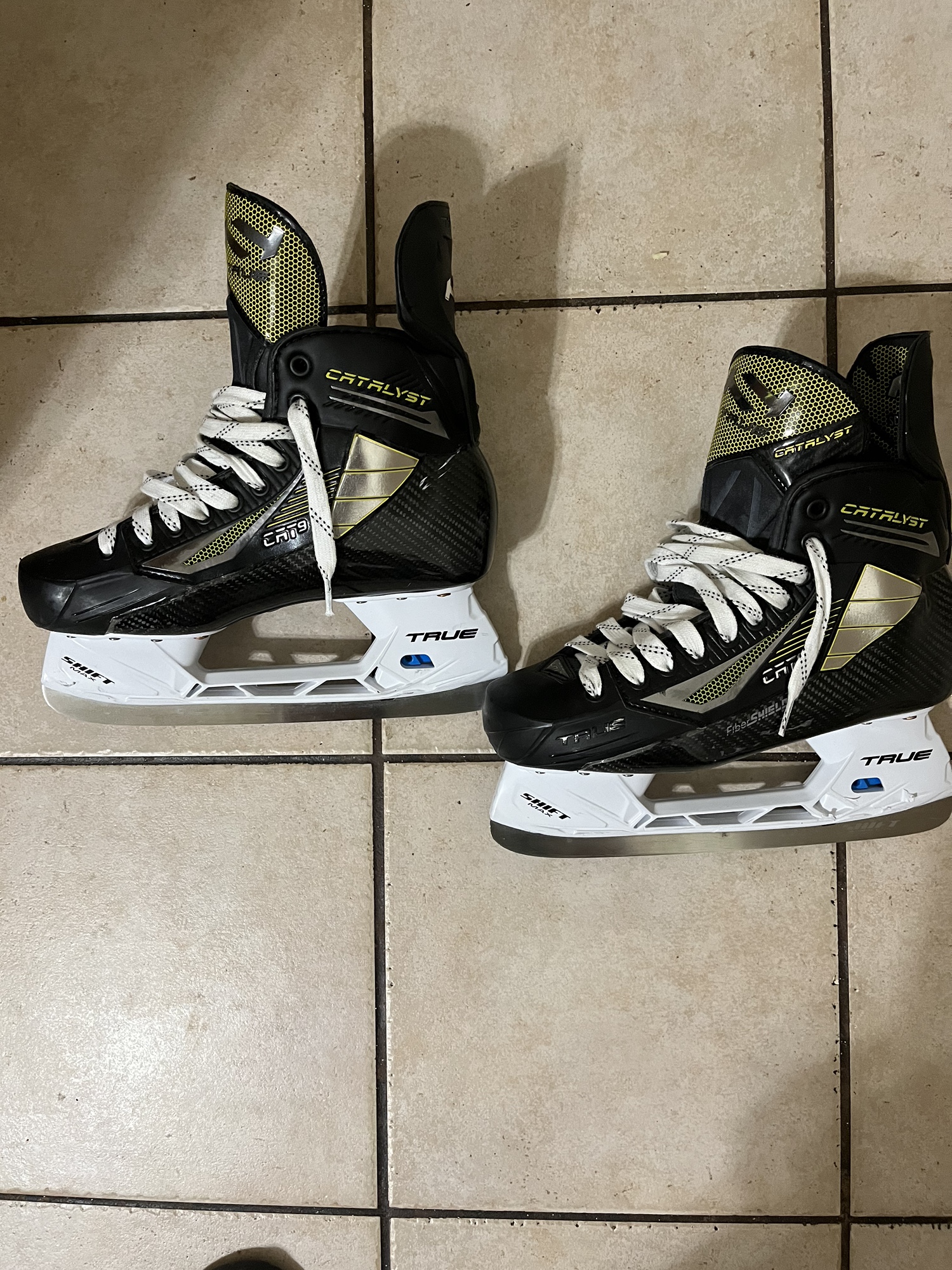 True Catalyst 9 skates size 8W | SidelineSwap