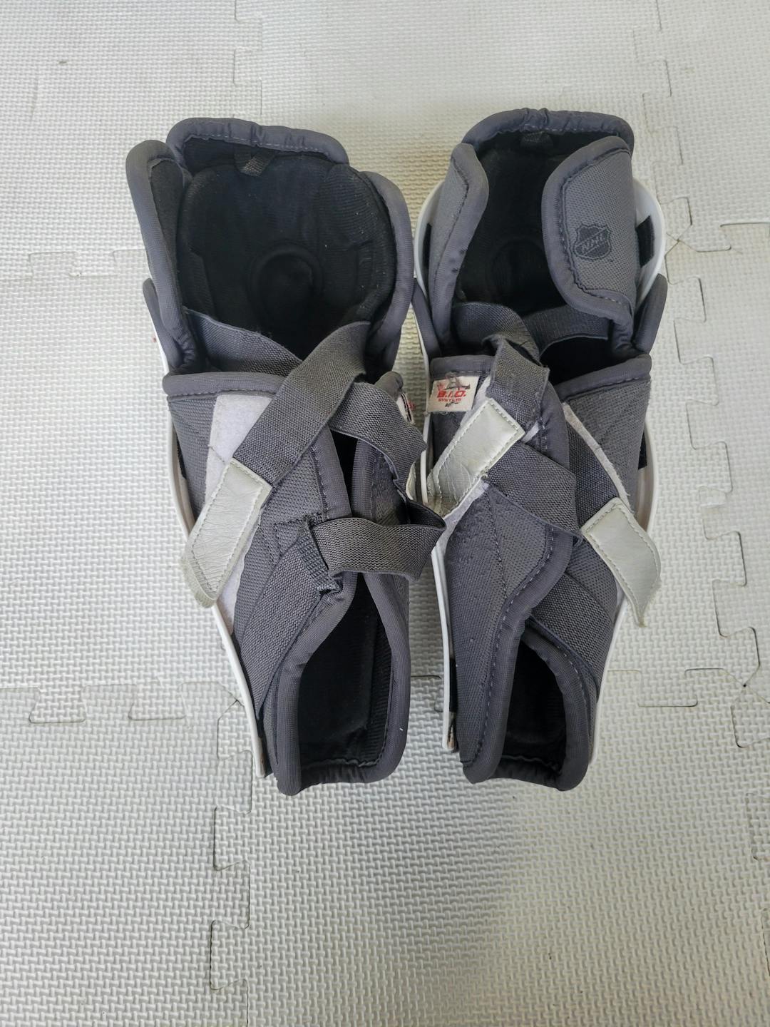Used Ccm Vector 04 11" Hockey Shin Guards | SidelineSwap