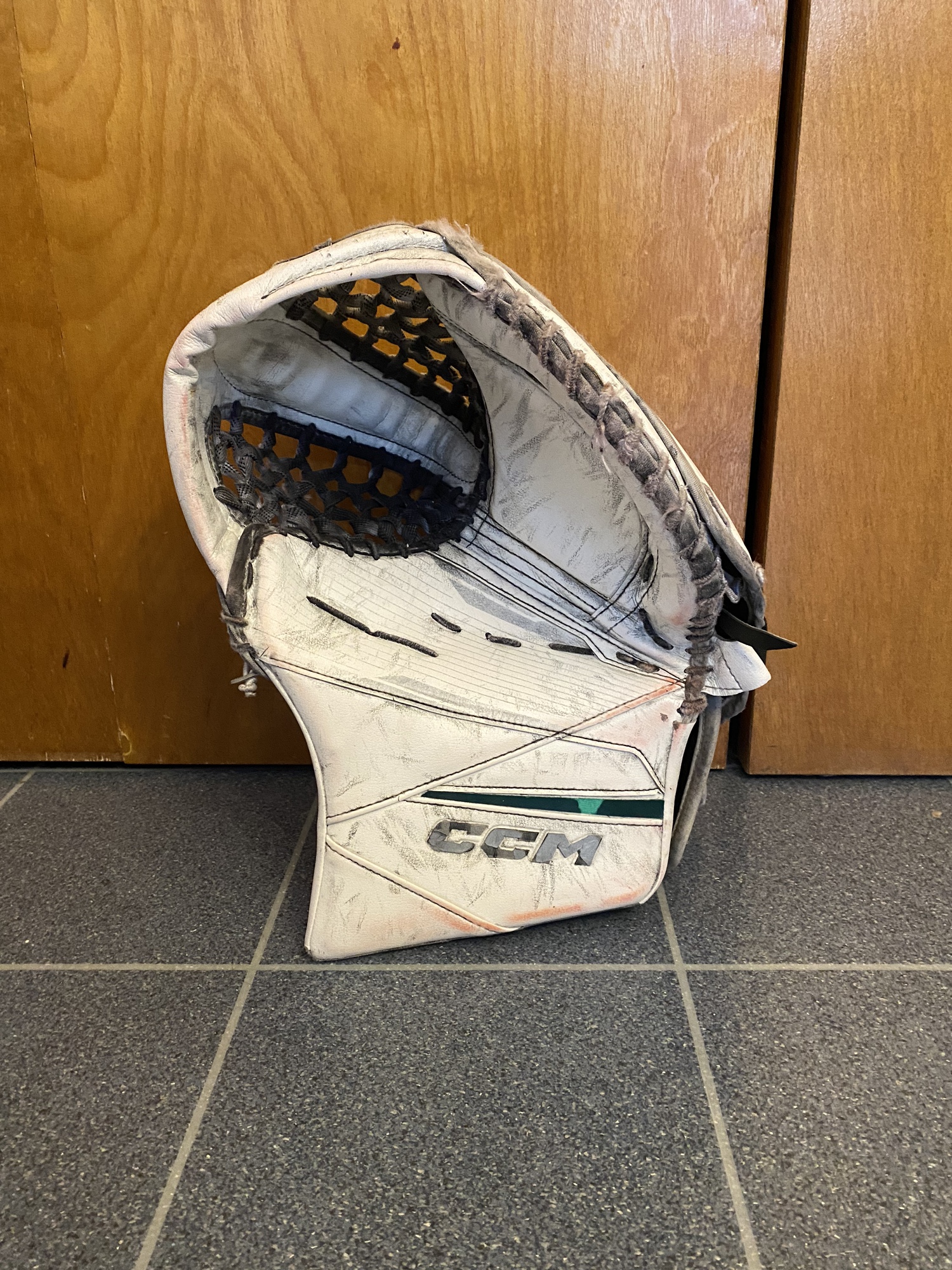 580 CCM Axis 2 Pro Goalie Glove | SidelineSwap