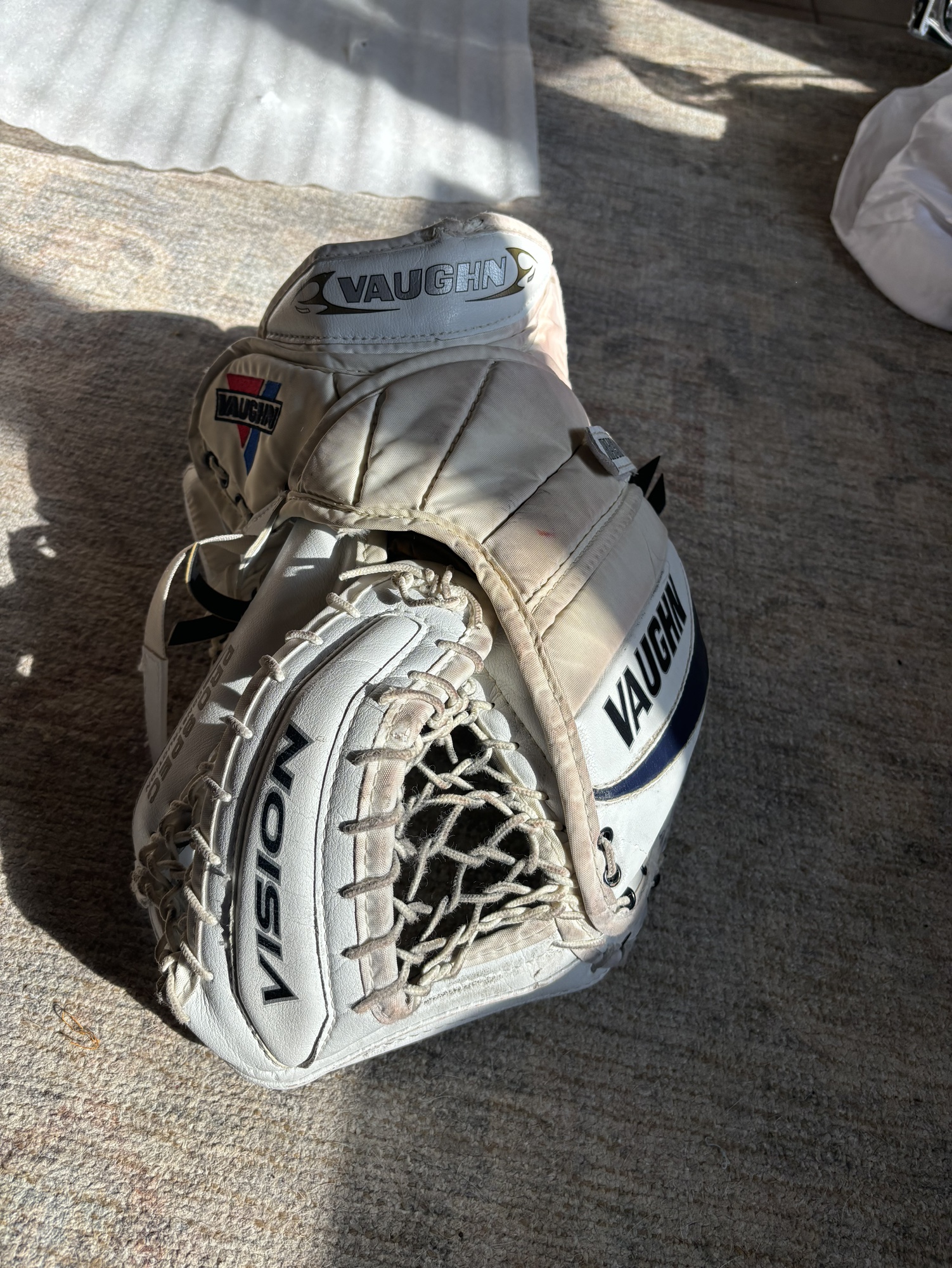 Vaughn V9 Pro Carbon 5500 Vision Glove & V9 Pro Blocker | SidelineSwap