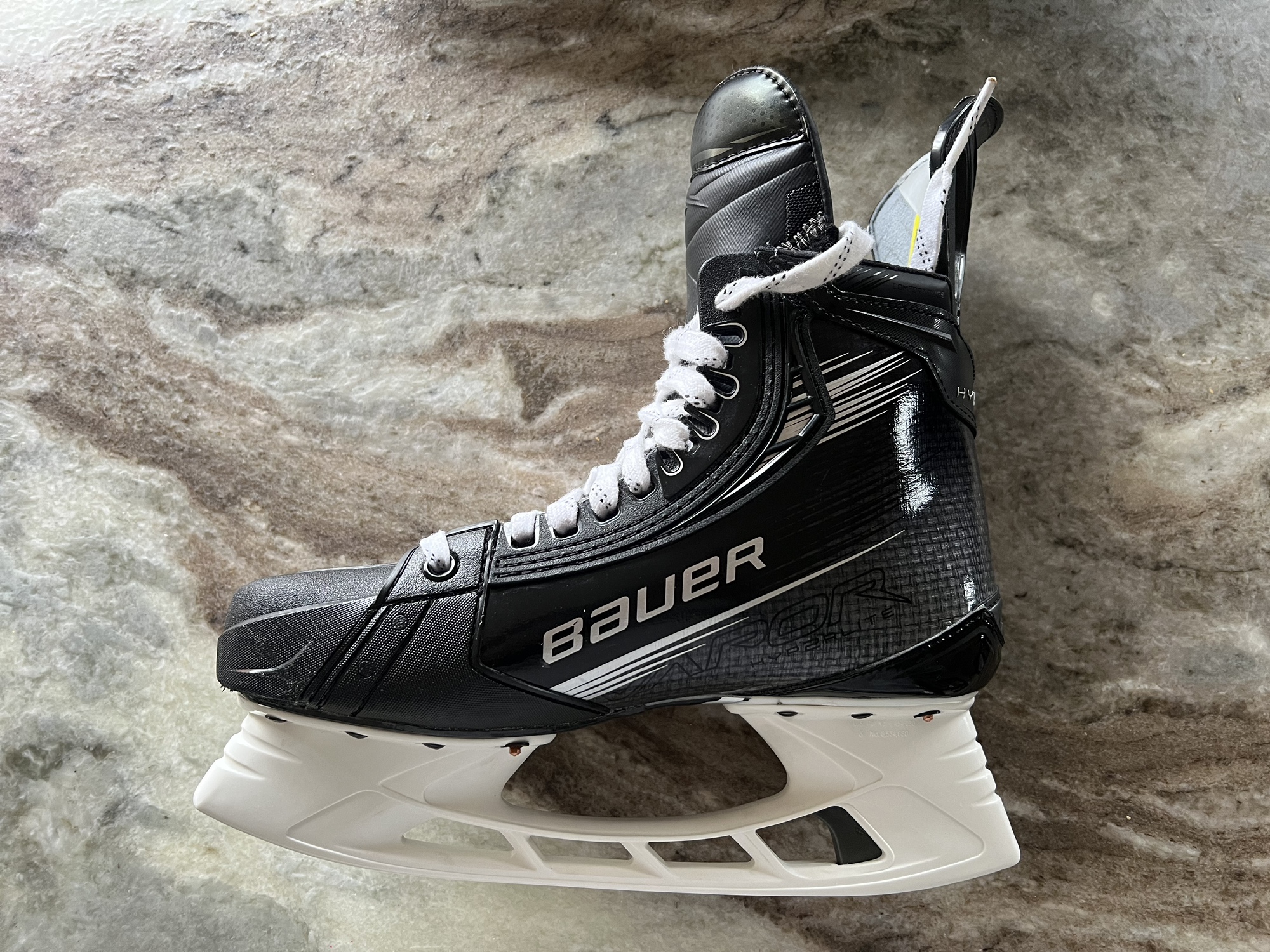 Bauer Vapor HyperLite 2 Skates Size 7 with 272 Holders | SidelineSwap
