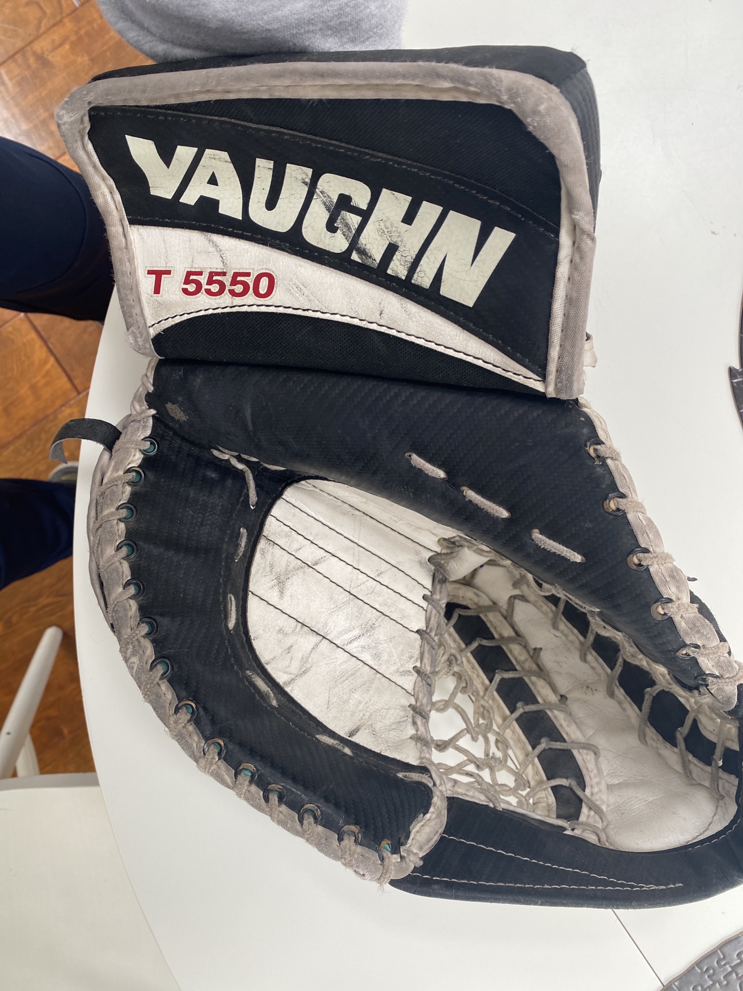 Vaughn T5500 Goalie Glove | SidelineSwap