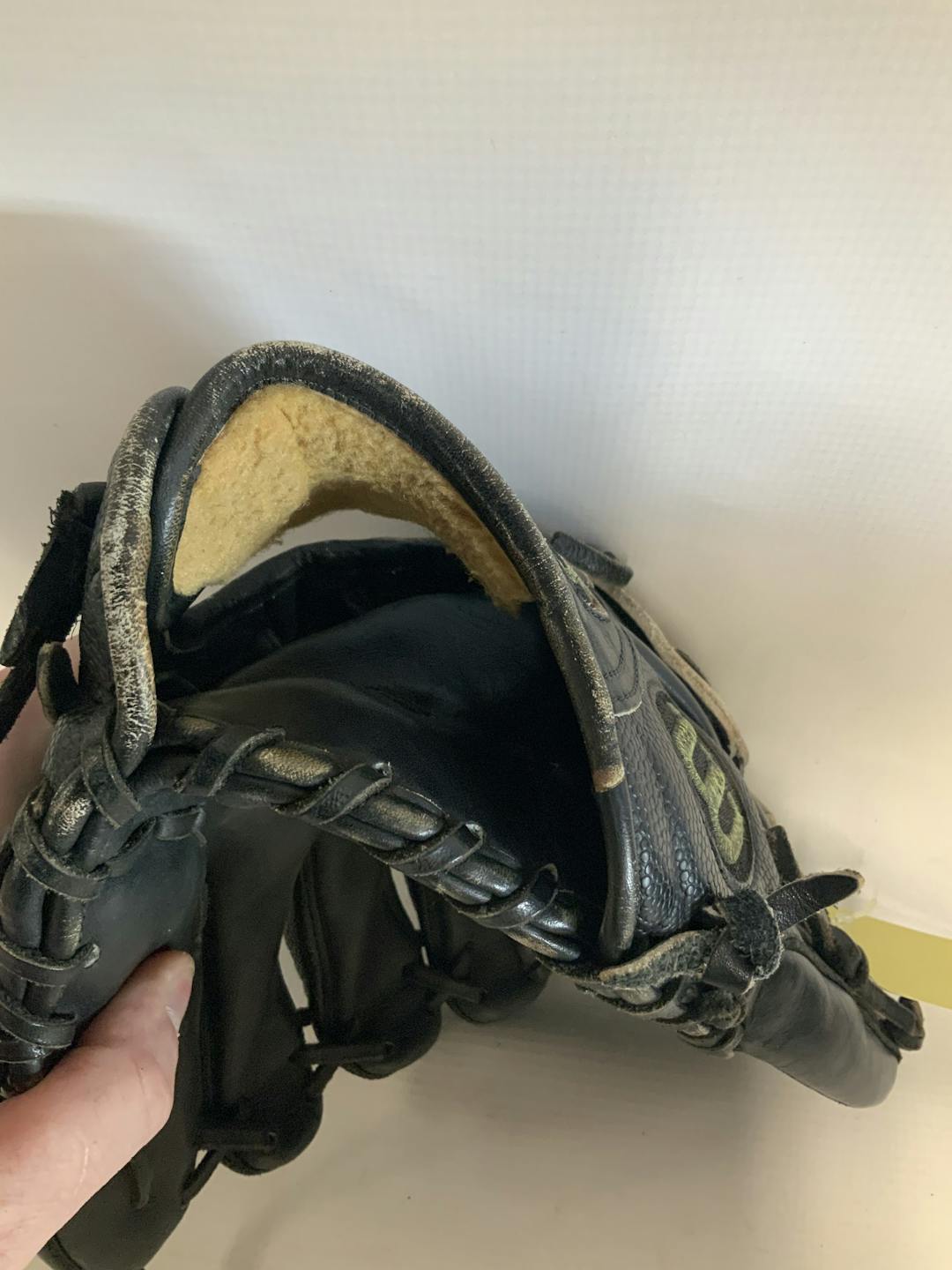 Used Wilson A2000 11 1 2" Fielders Gloves | SidelineSwap