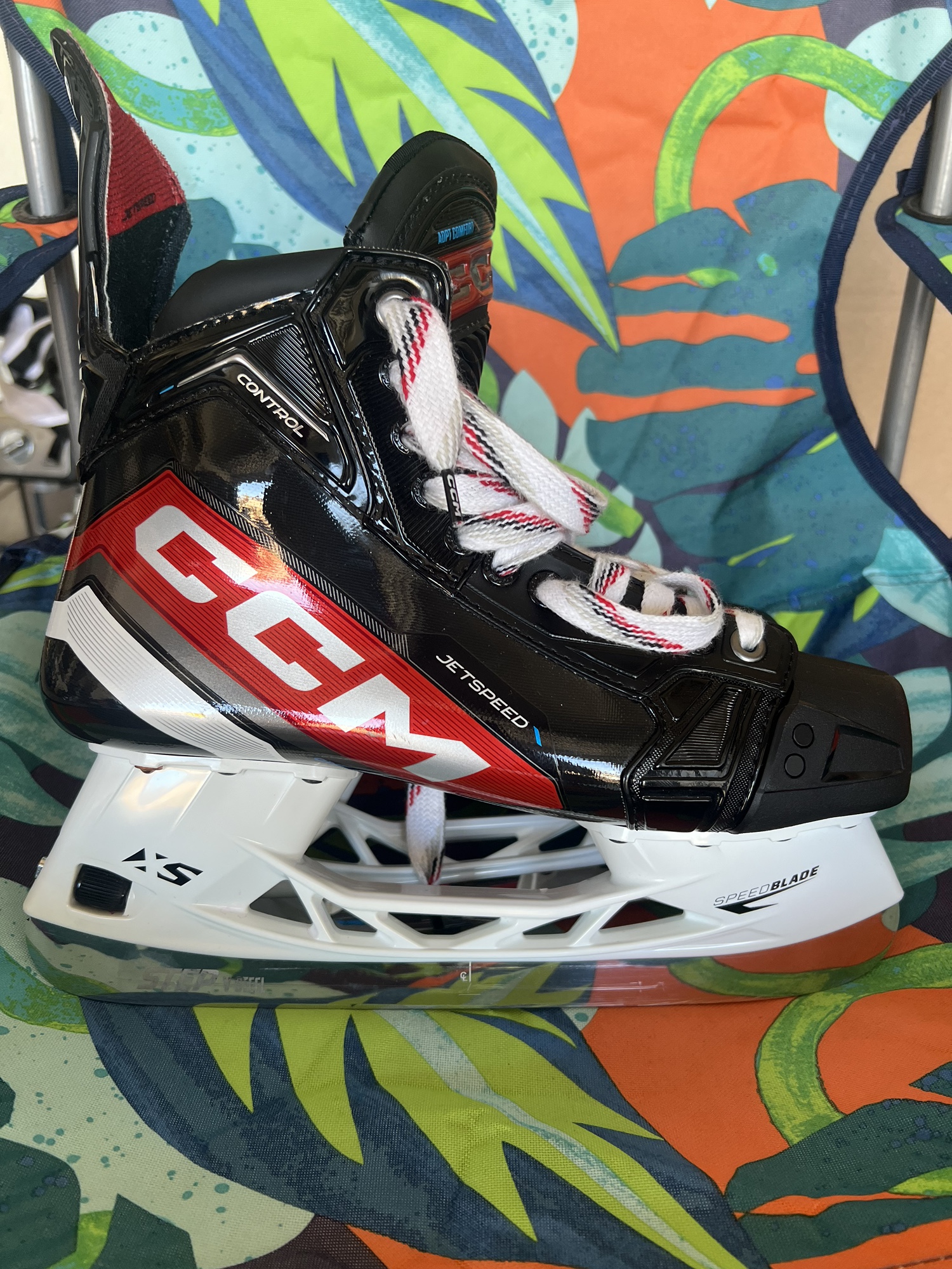 Used Senior CCM Extra Wide Width 9 JetSpeed Control Hockey Skates ...