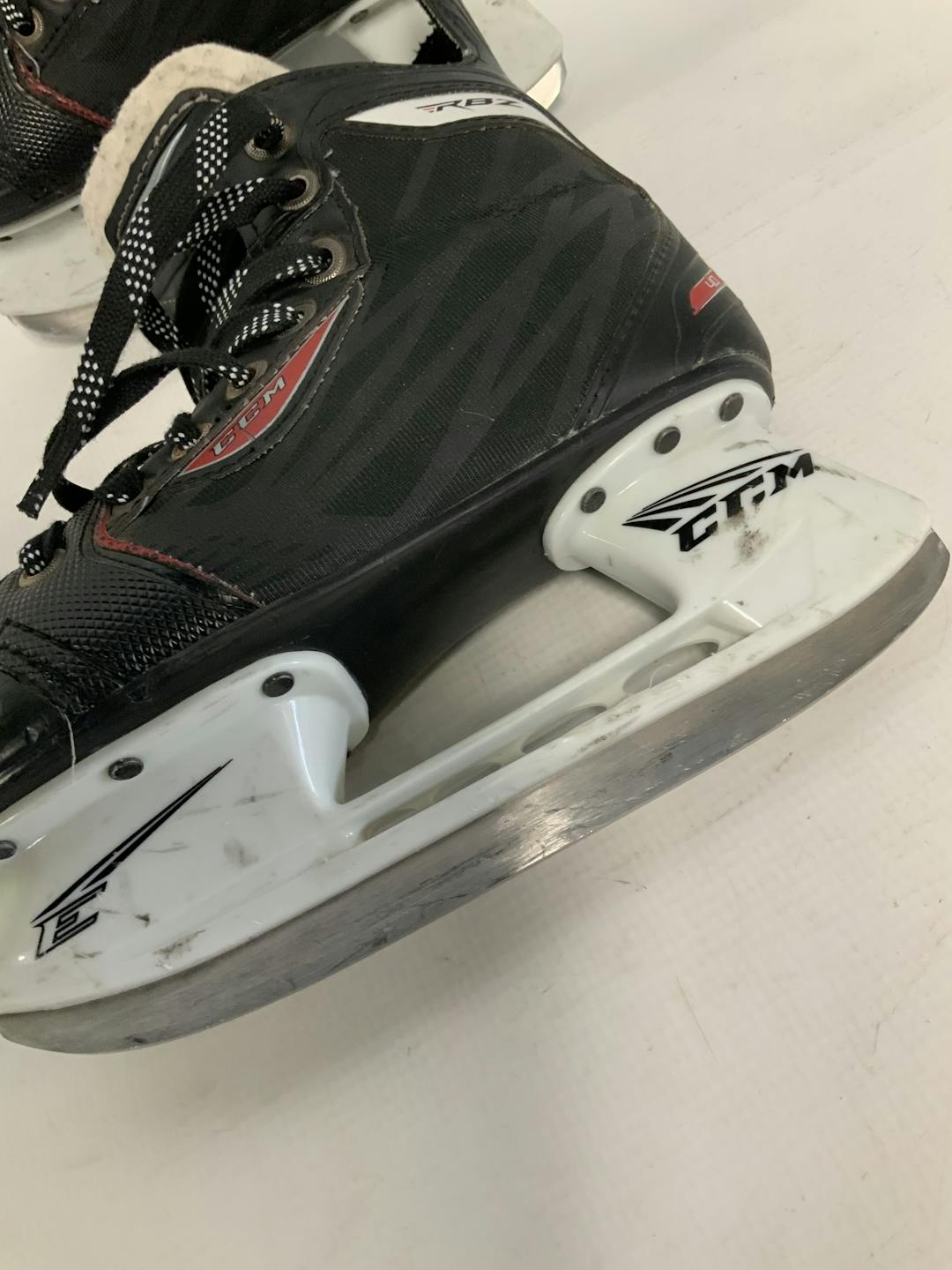 Used Ccm Rbz 40 Junior 01 Ice Hockey Skates | SidelineSwap