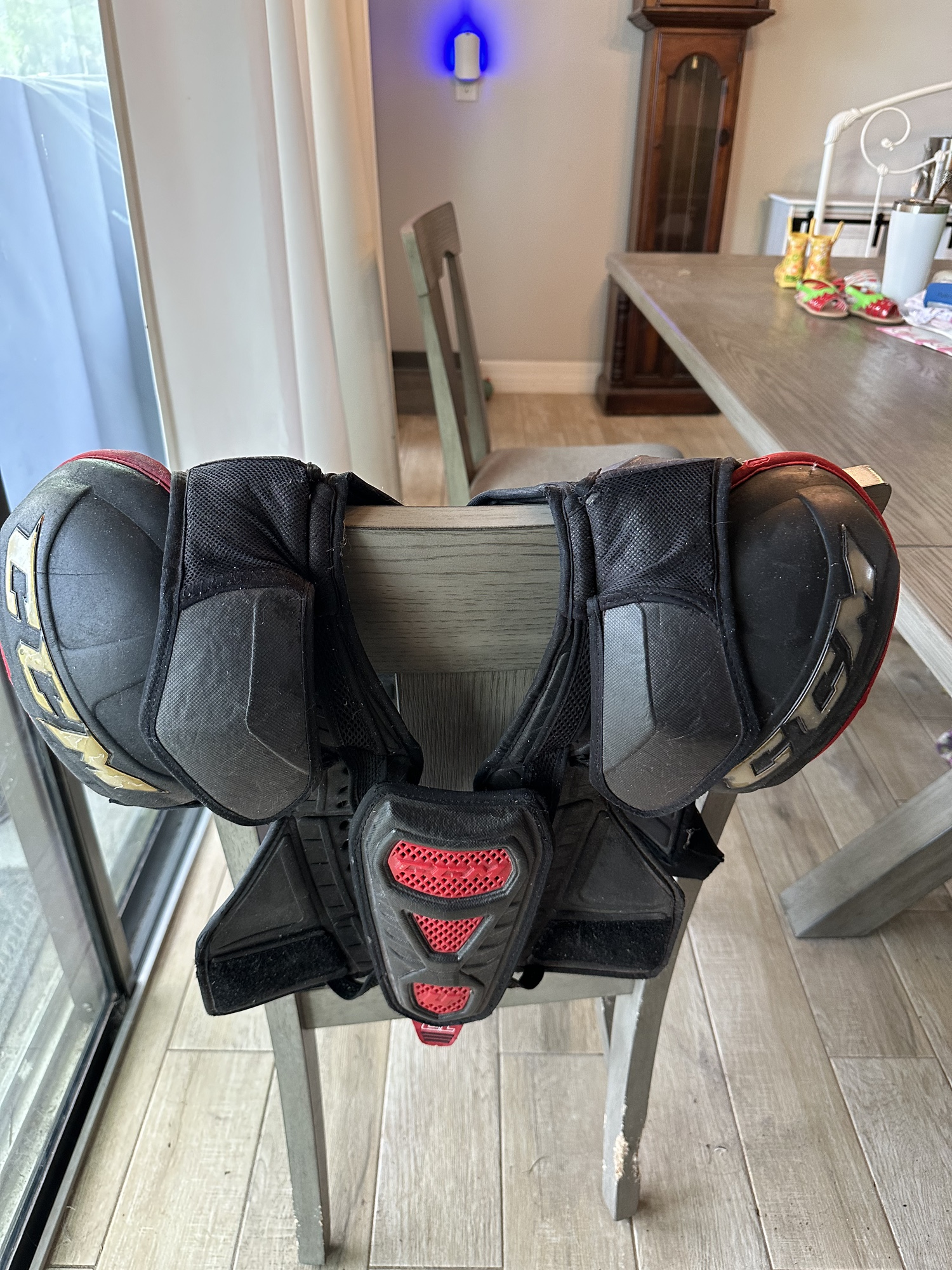 CCM U+ CL Crazy Light Pro Stock Shoulder Pads Senior Medium 7029 ...