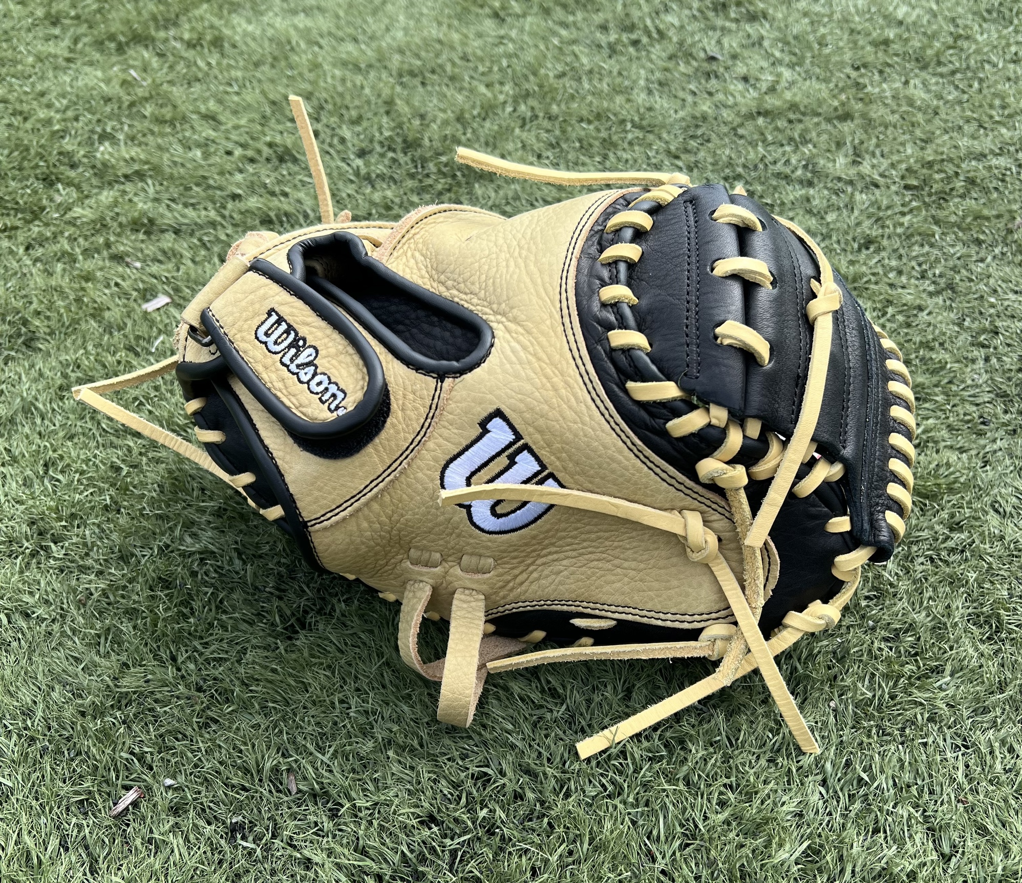 New Wilson A1000 33” RHT Baseball Catchers Glove | SidelineSwap
