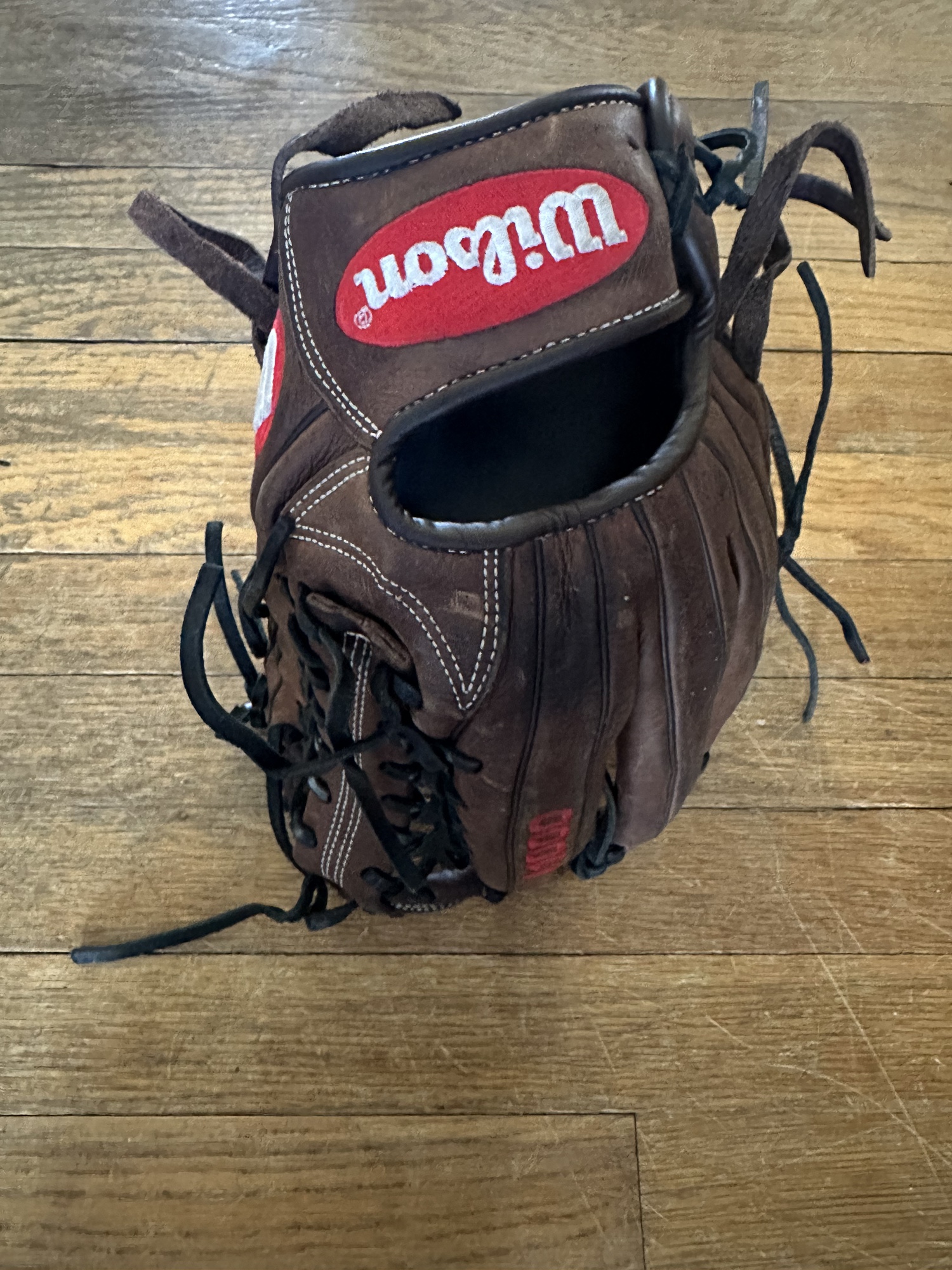 Wilson Right Hand Throw 12.5" A1000 Baseball Glove | SidelineSwap