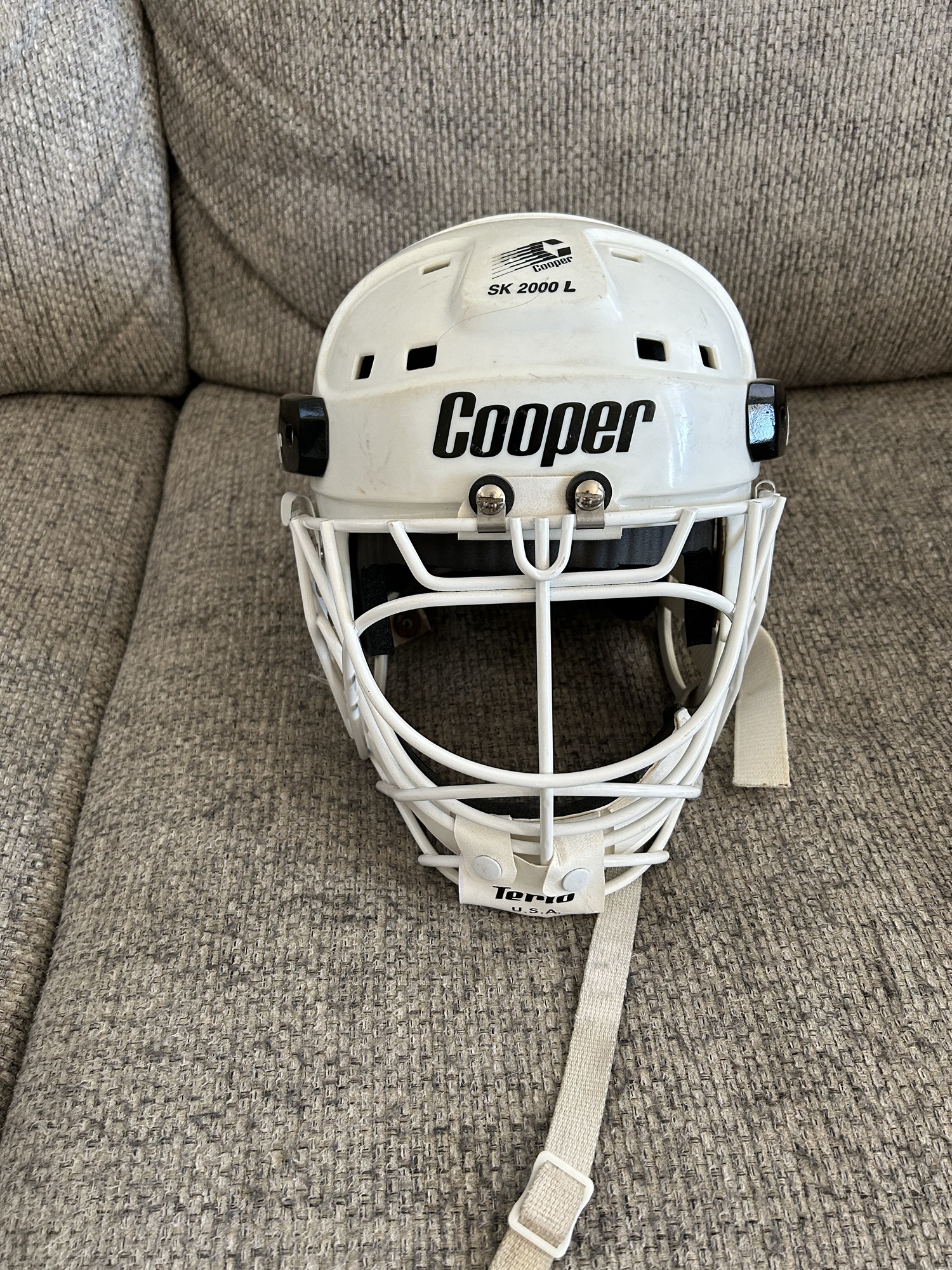 Cooper SK2000L Goalie Helmet | SidelineSwap