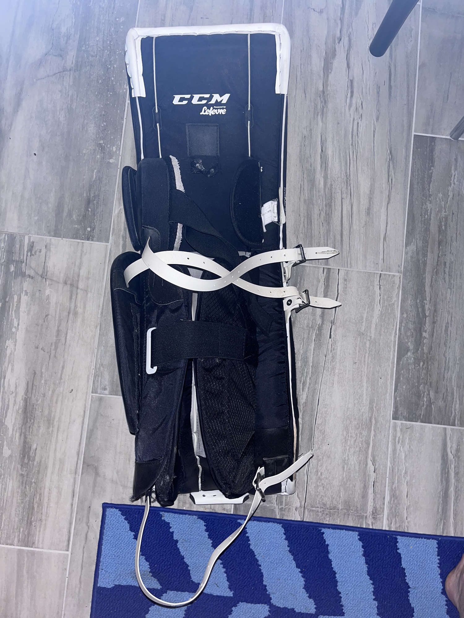 Used CCM Full Right Extreme Flex 3.9 Goalie Full Set | SidelineSwap