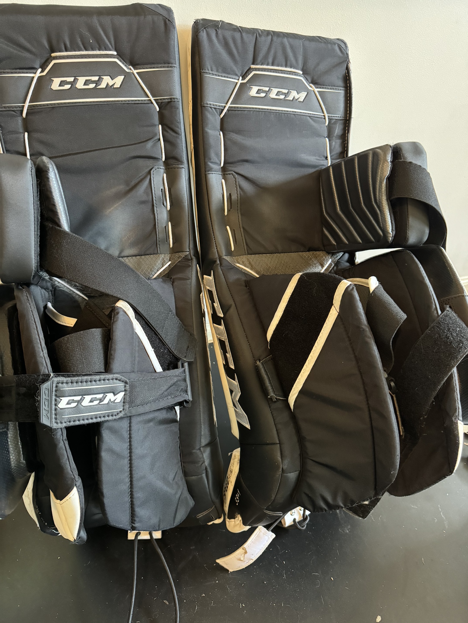33"+1 CCM Axis 1.9 Goalie Leg Pads | SidelineSwap