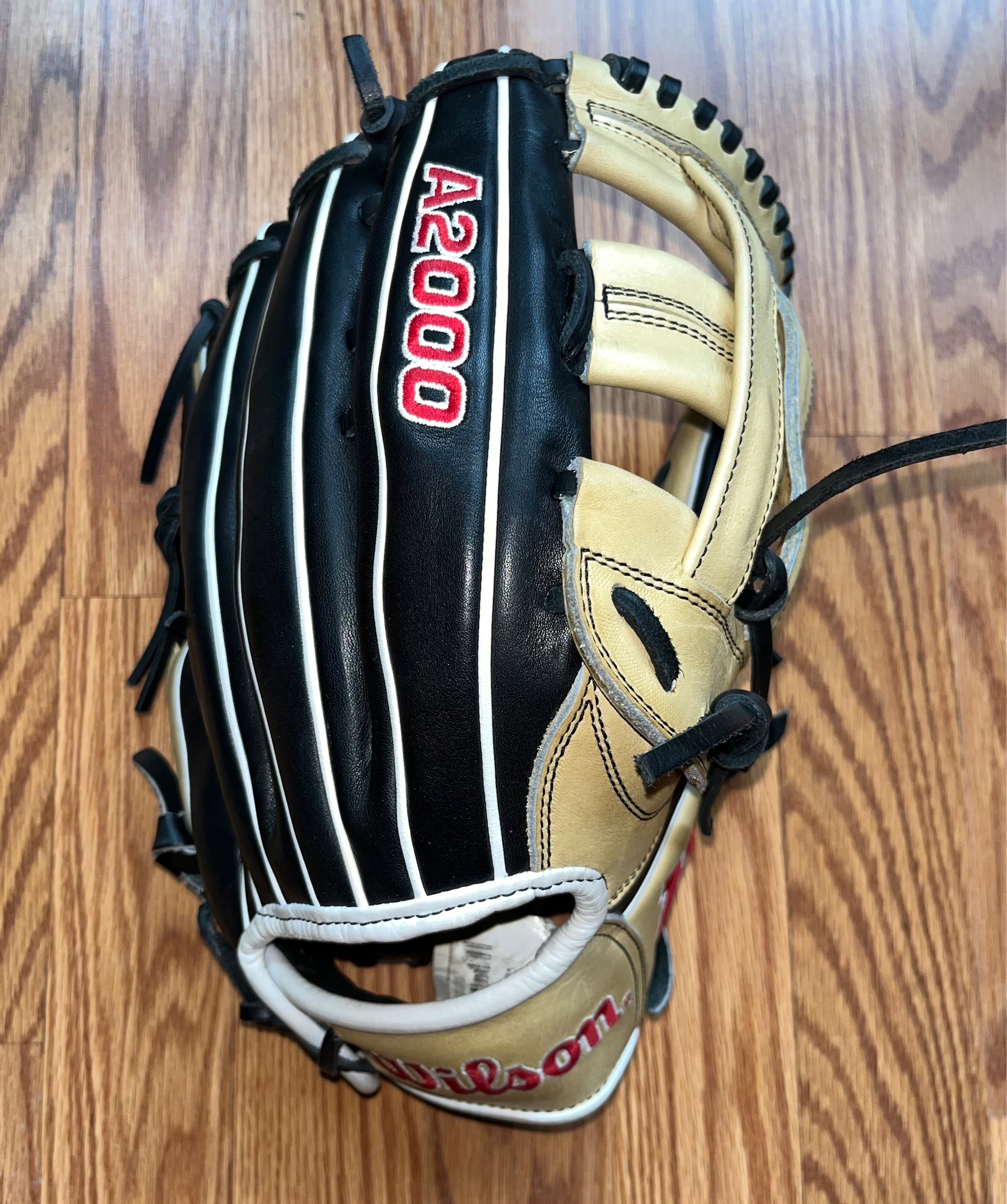 Used Outfield 12.5" A2000 Baseball Glove | SidelineSwap